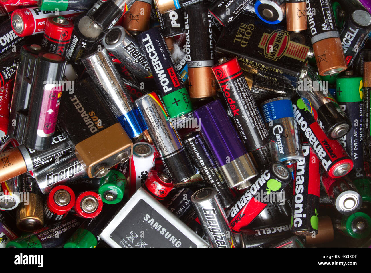 Tas de vieilles piles pour le recyclage Photo Stock - Alamy