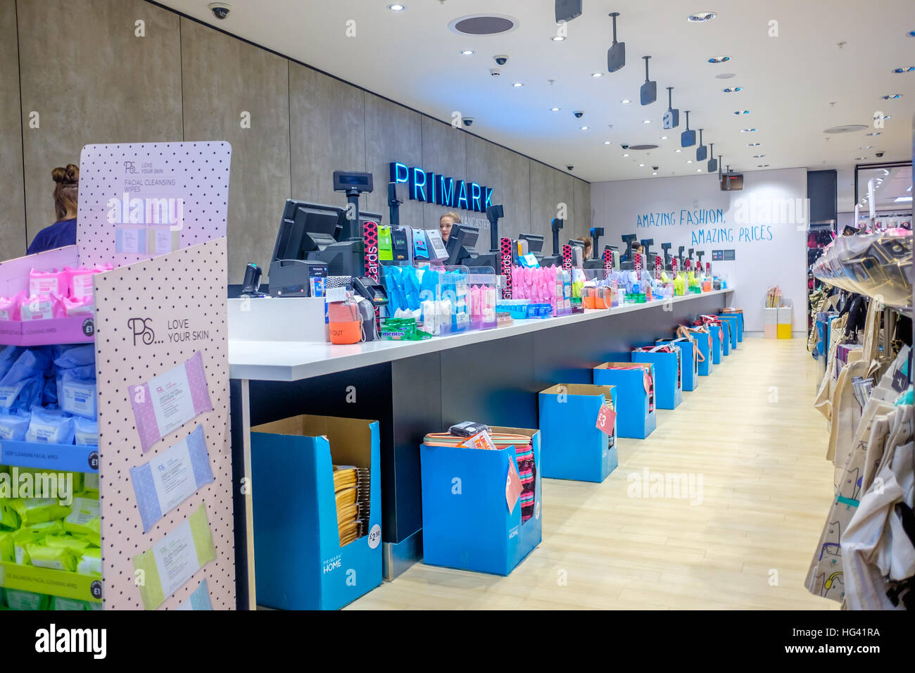 Primark bags Banque de photographies et d’images à haute résolution - Alamy