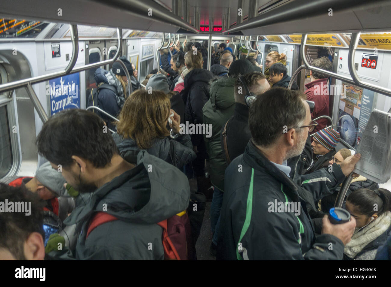 Métro bondé à l'heure de pointe dans la ville de New York Photo Stock ...