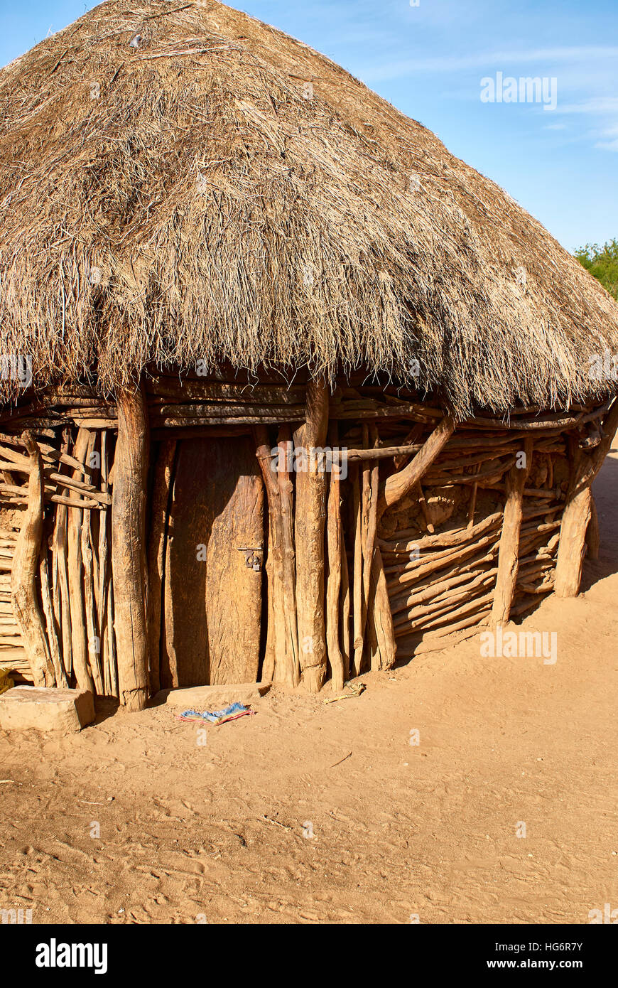 Cabane africaine au toit de chaume Banque de photographies et d’images à haute résolution - Alamy