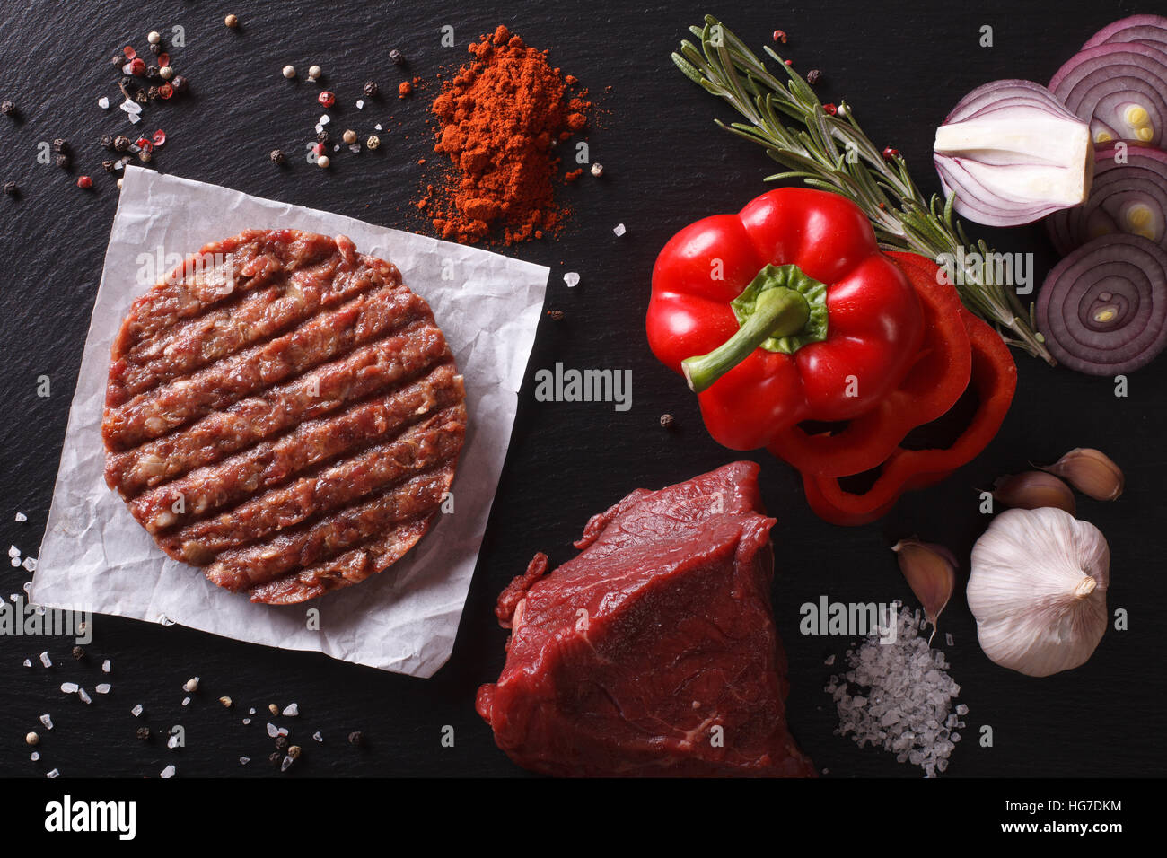 Burger de viande de boeuf haché cru escalopes steak avec des ...