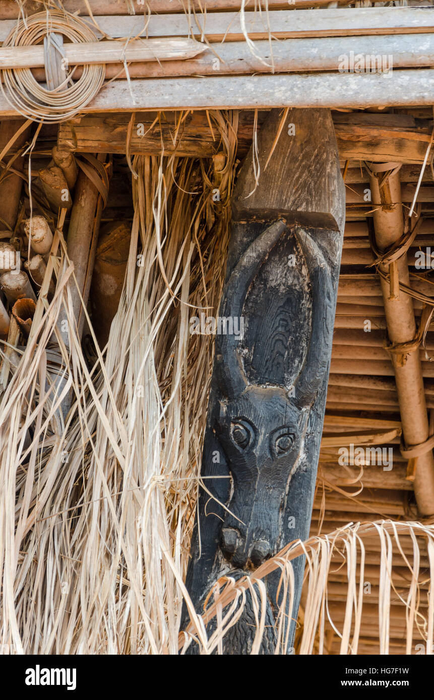 Détail de sculpture sur bois de vache noire traditionnelle au palais du ...