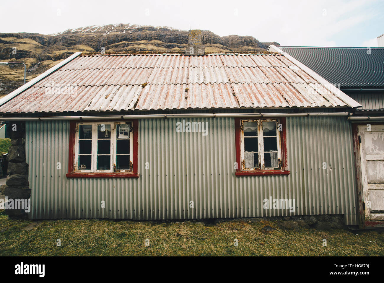 Maison en tôle ondulée Banque de photographies et d’images à haute ...
