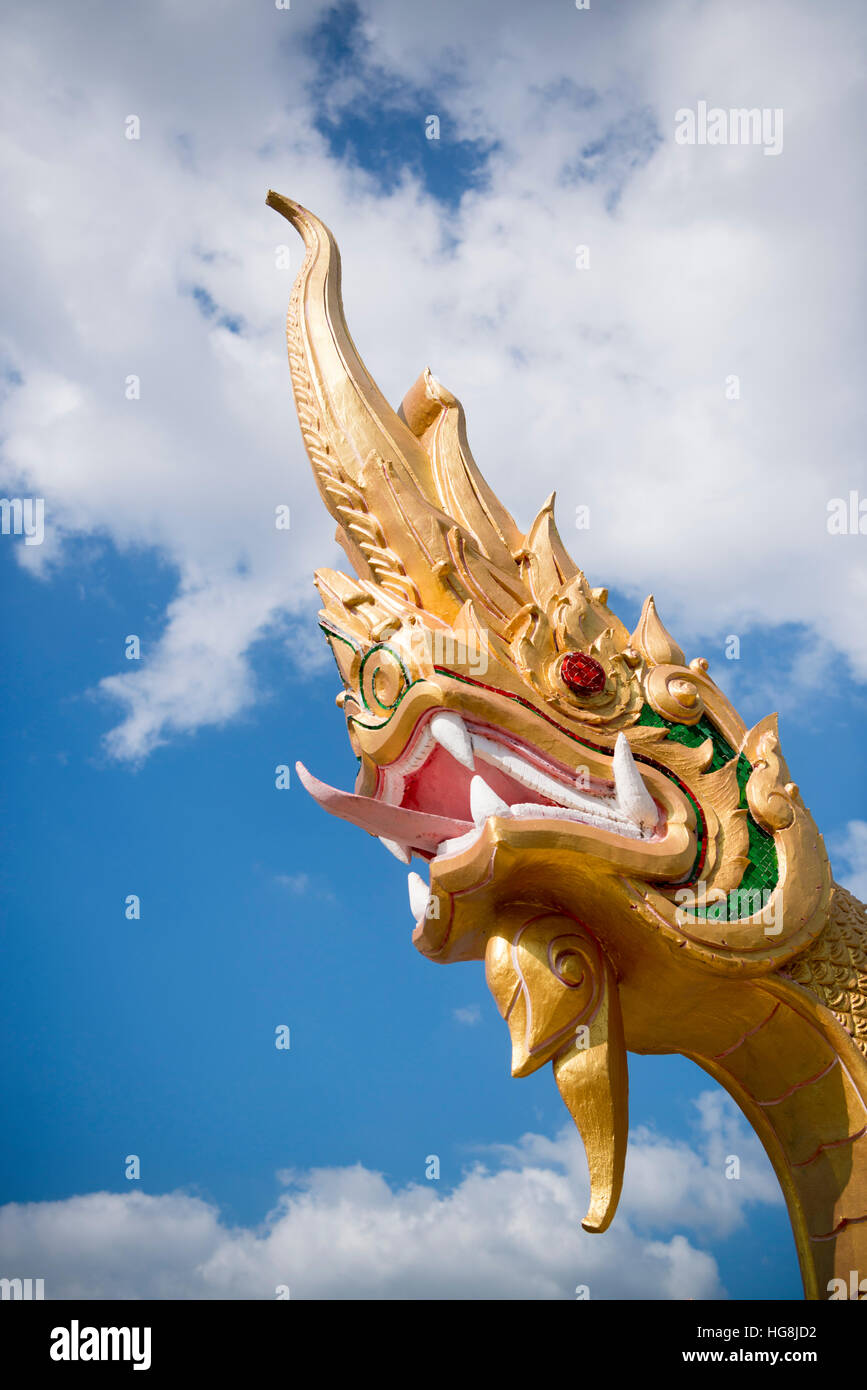 Un Phayanak Naga ou statue au bord du Mékong dans la région de la ville ...