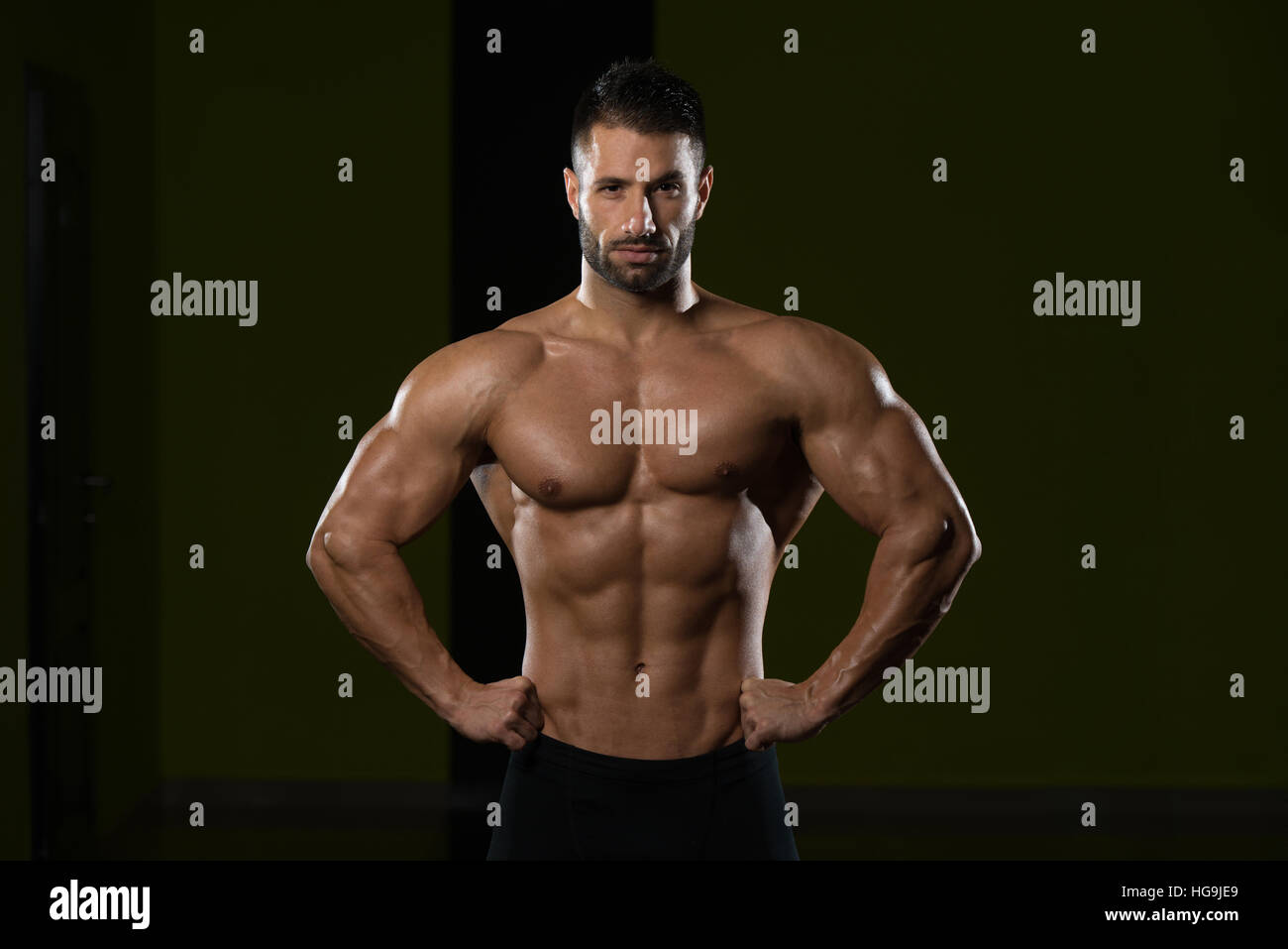 Portrait d'un jeune homme en bonne forme physique montrant son corps ...