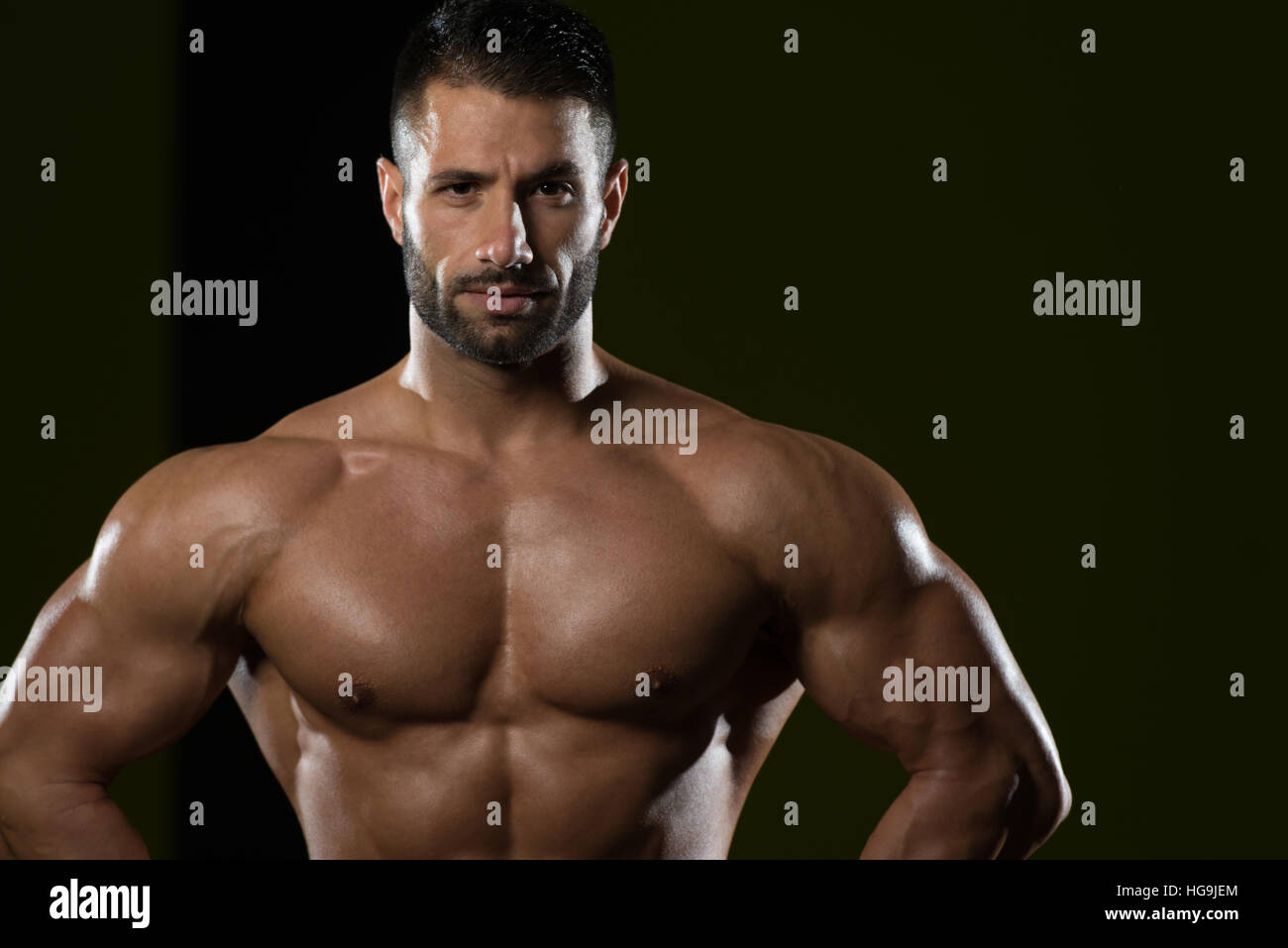 Portrait Dun Jeune Homme En Bonne Forme Physique Montrant Son Corps