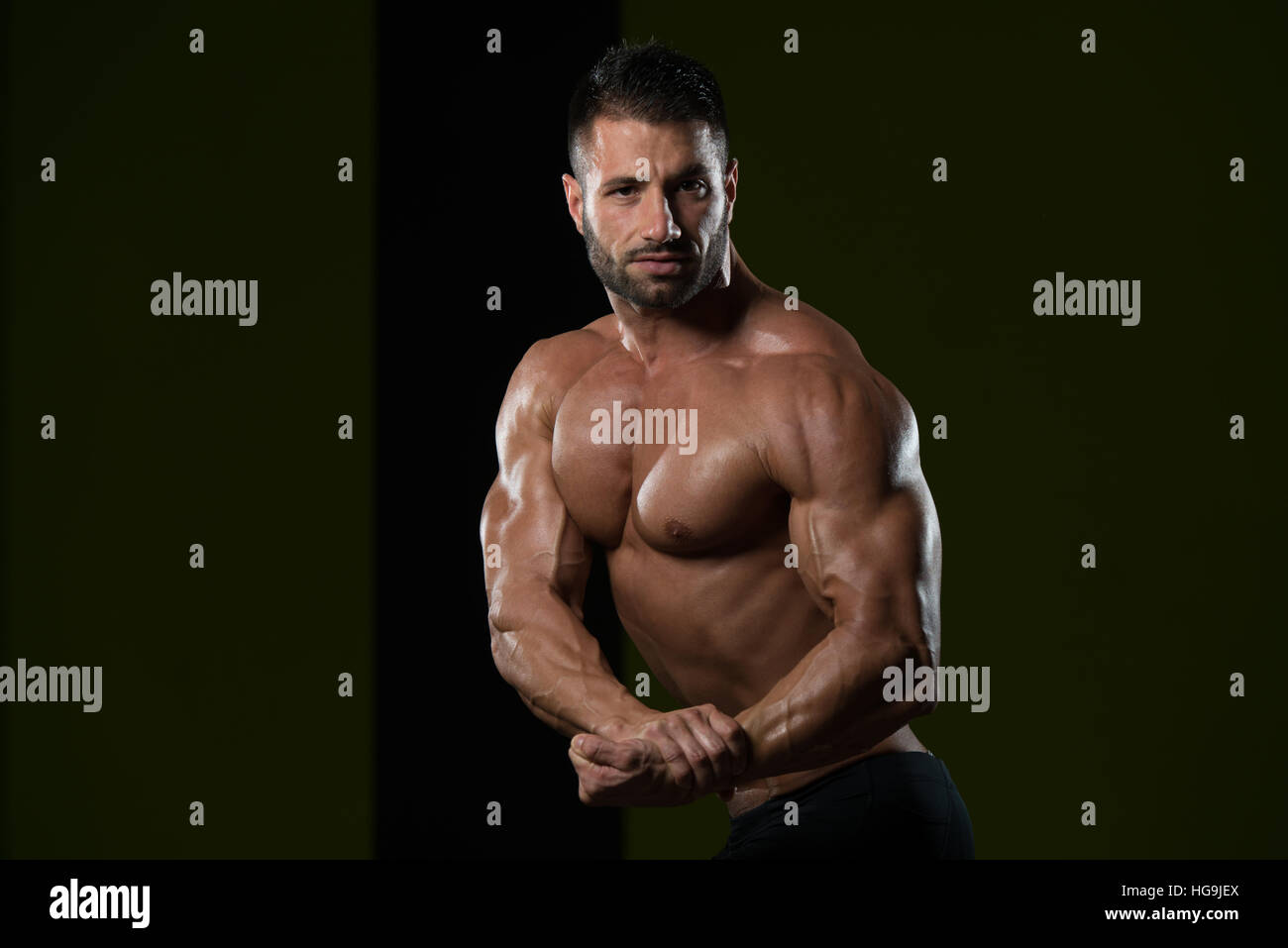 Portrait d'un jeune homme en bonne forme physique montrant son corps ...
