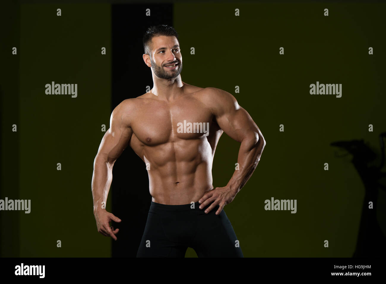Portrait d'un jeune homme en bonne forme physique montrant son corps ...