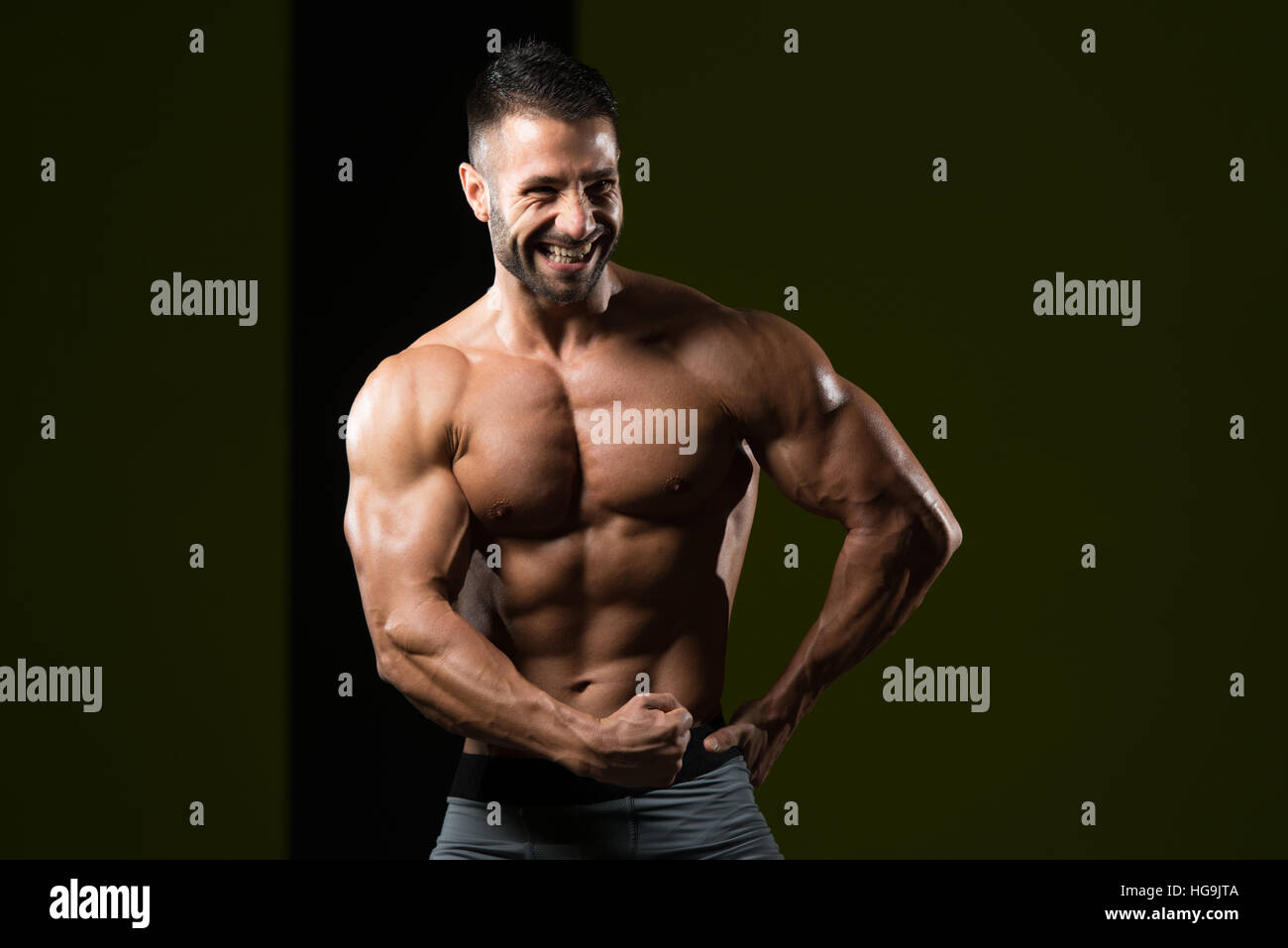 Portrait d'un jeune homme en bonne forme physique montrant son corps ...