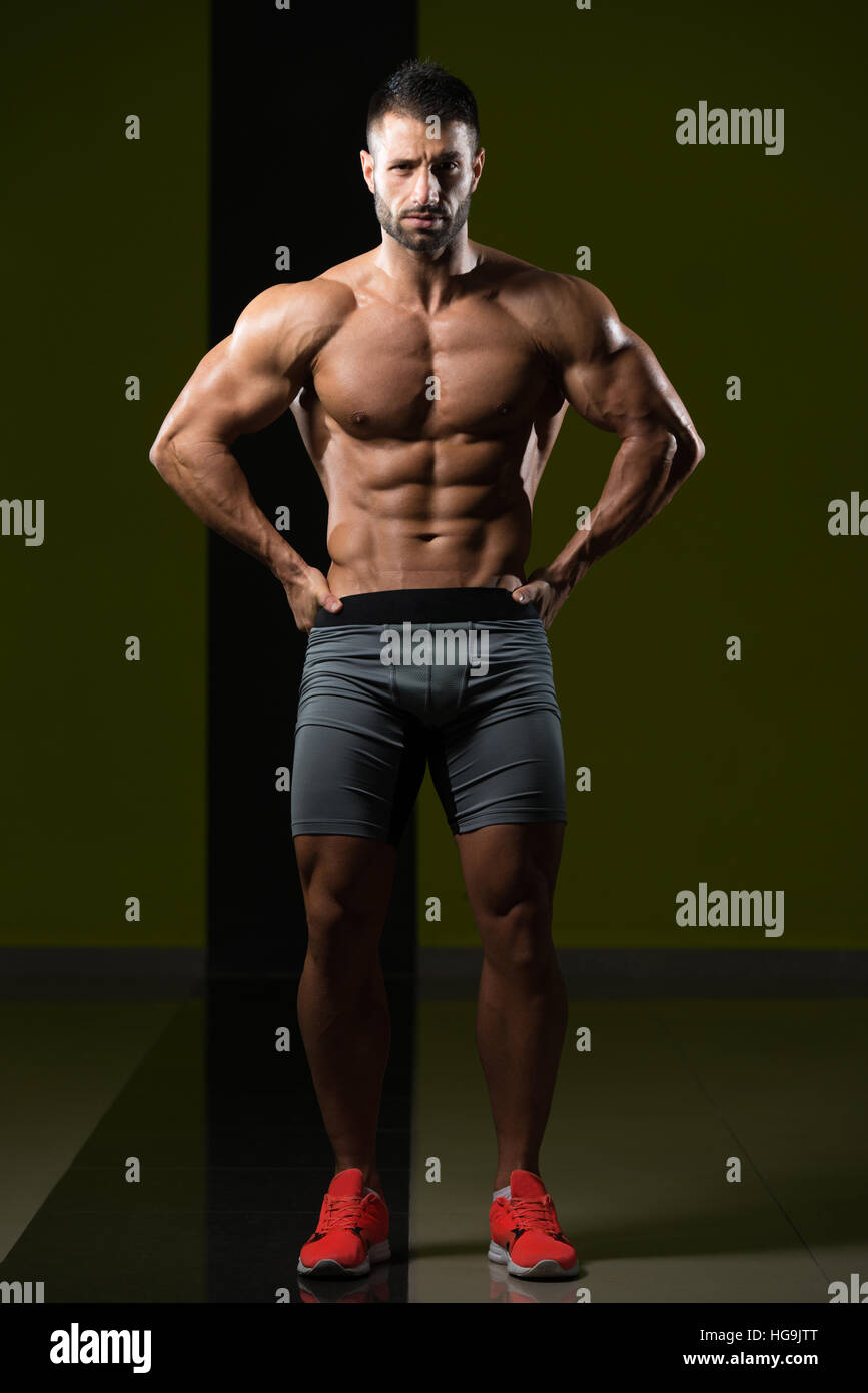 Portrait d'un jeune homme en bonne forme physique montrant son corps ...