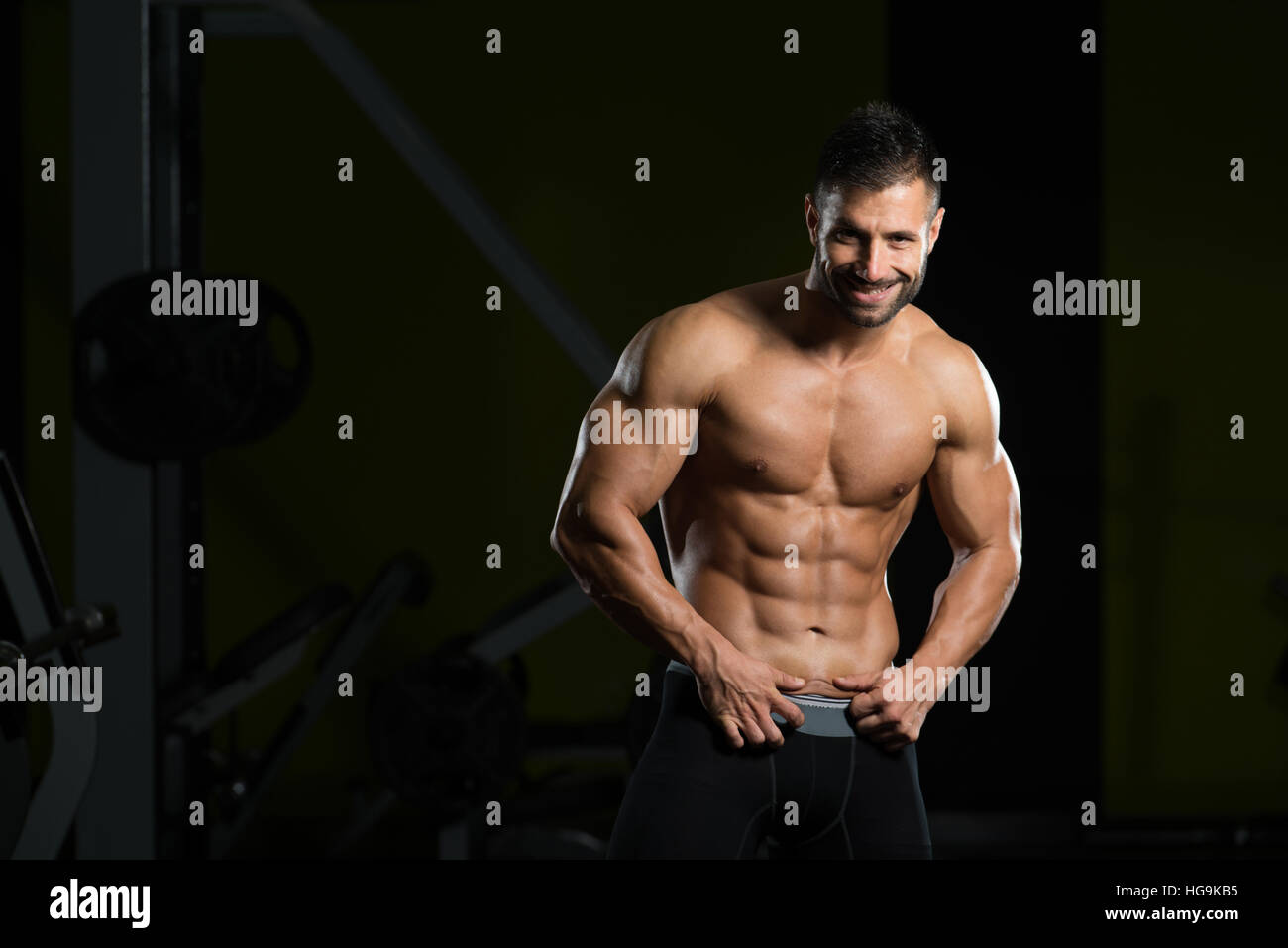 Portrait d'un jeune homme en bonne forme physique montrant son corps ...
