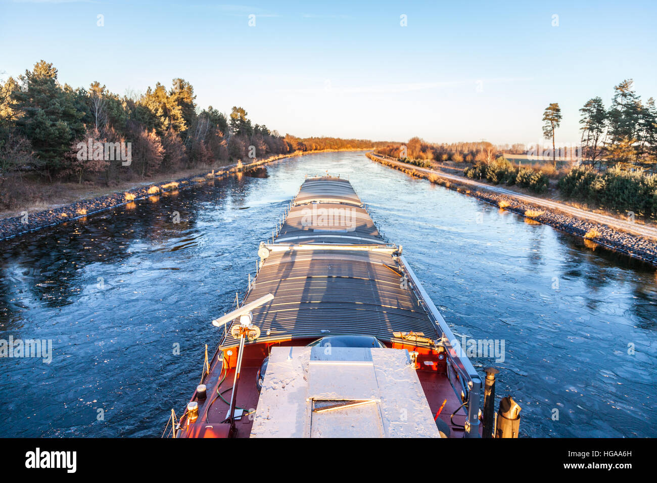 Inland navigation vessel Banque de photographies et d’images à haute ...