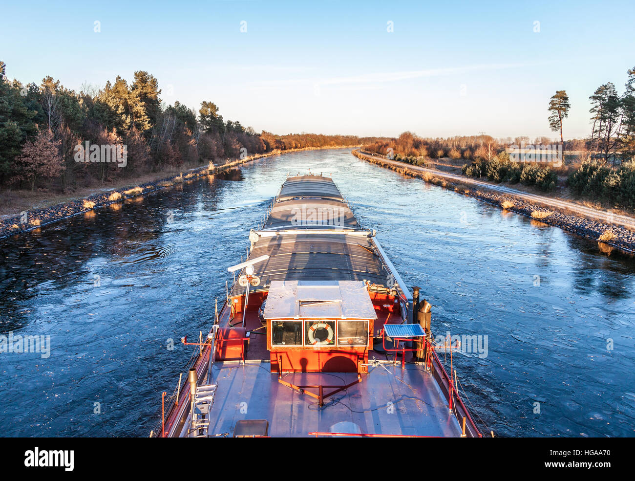 Inland navigation vessel Banque de photographies et d’images à haute ...