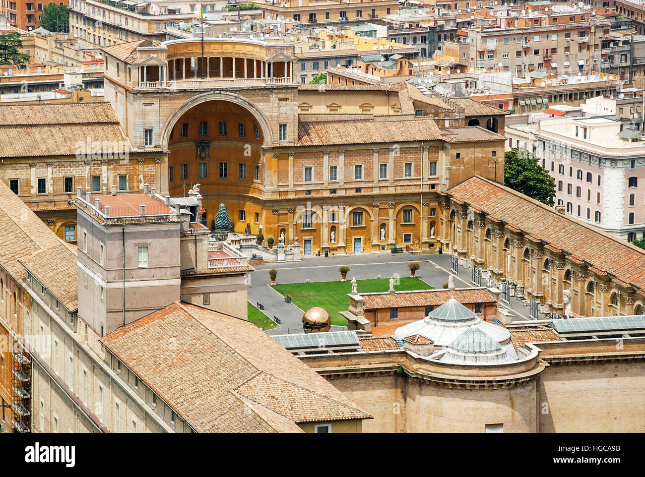 Vue aérienne des bâtiments et des rues depuis le toit de la Basilique ...