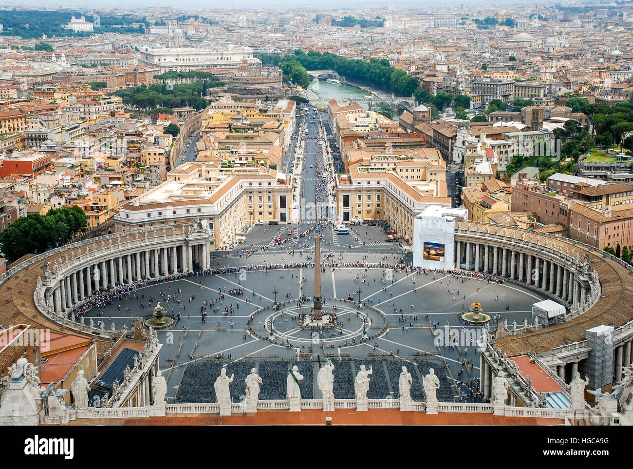 Vue aérienne des bâtiments et des rues depuis le toit de la Basilique ...