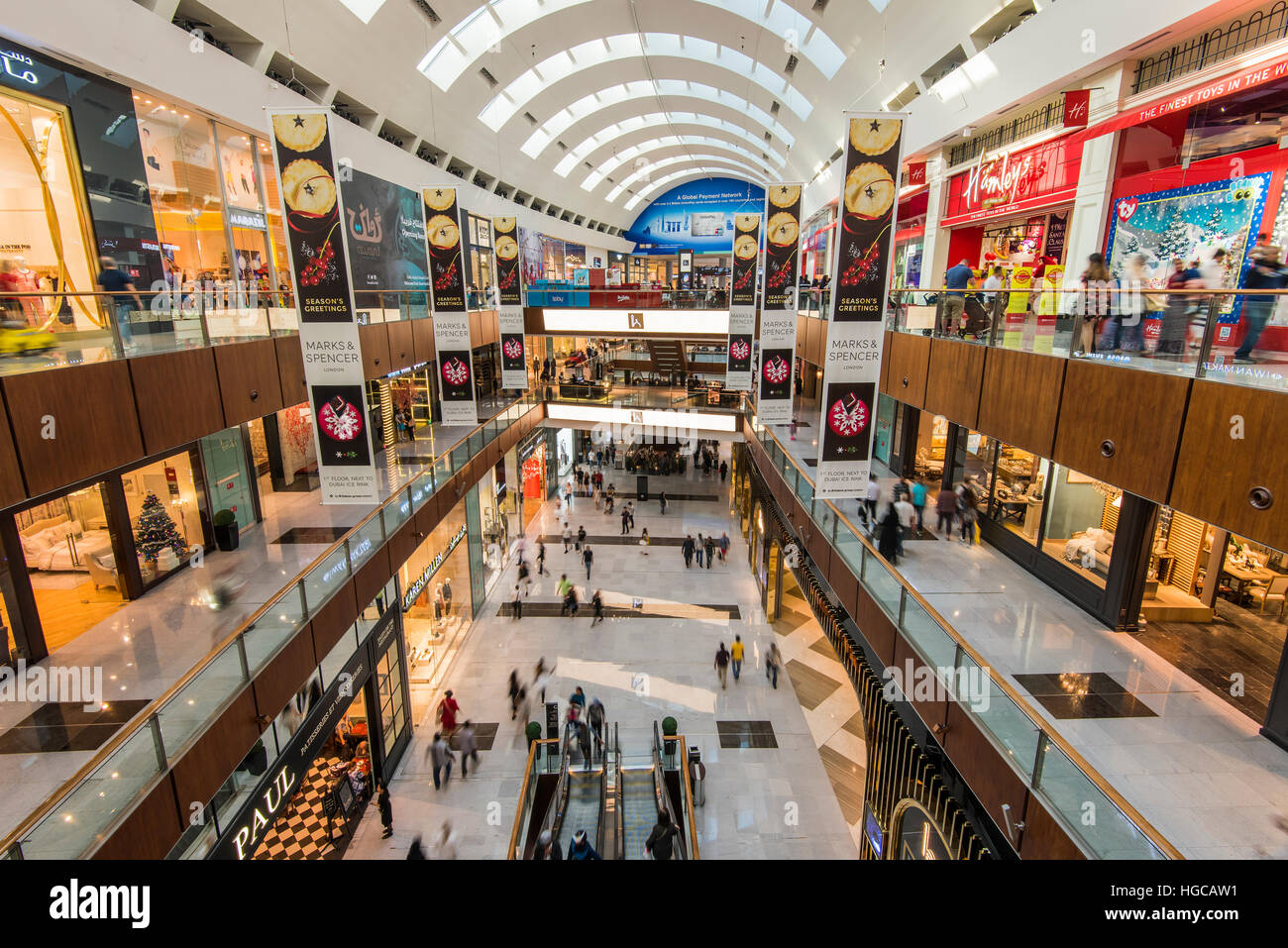 Vue de l'intérieur de Dubaï Mall, le plus grand centre commercial dans ...