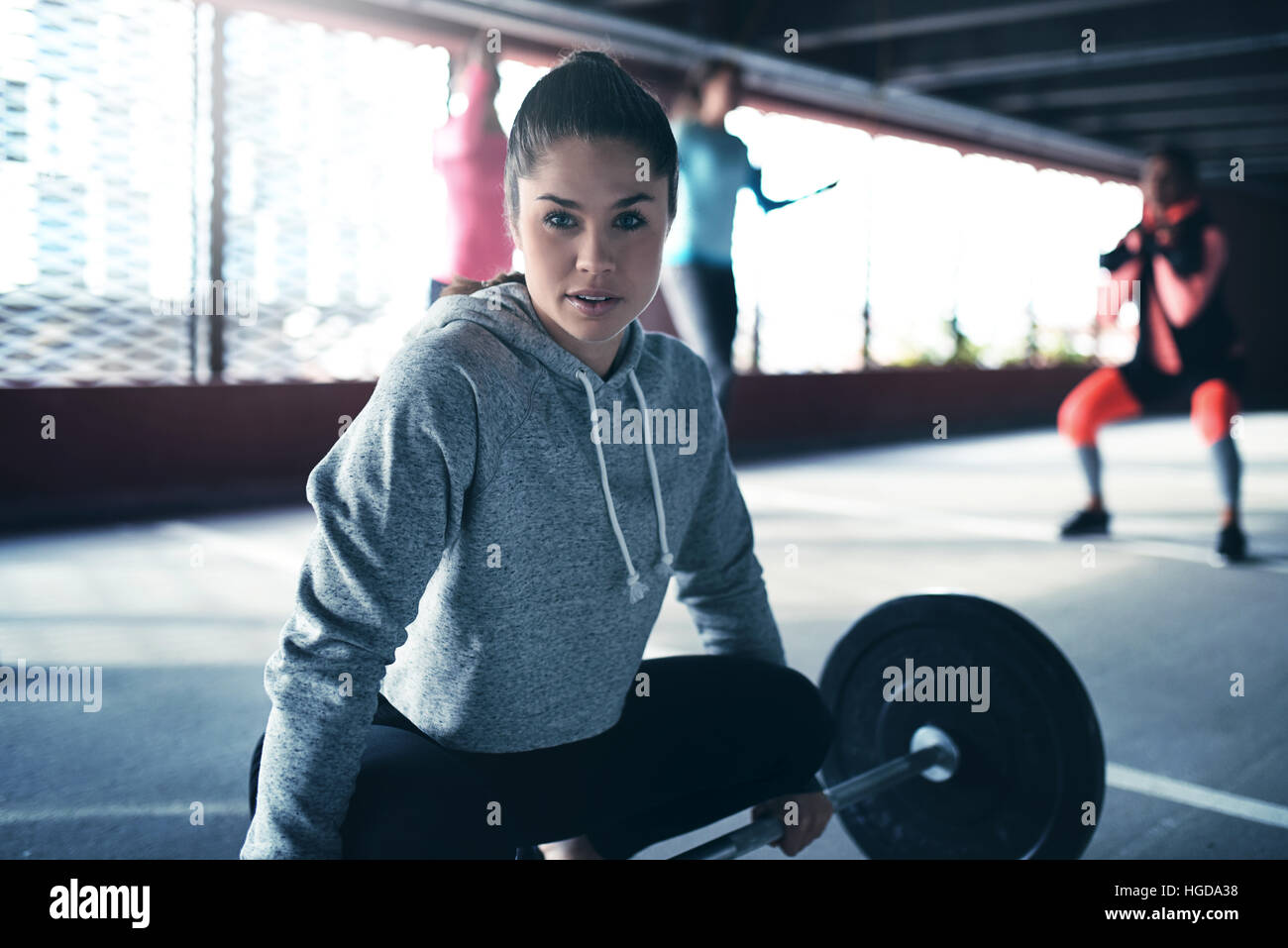 Jolie jeune fille sportive dans les vêtements de sport à la caméra et à ...
