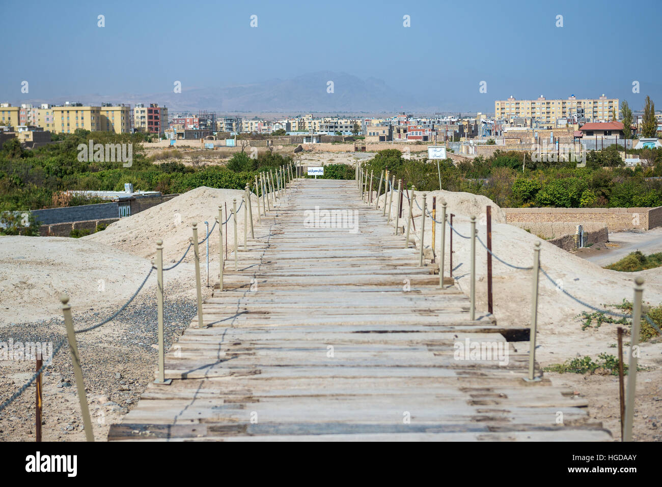 Passerelle sur la structure ancienne grande ziggurat en site ...