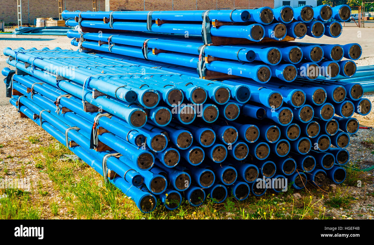 Des piles de l'eau dans les tuyaux en PVC bleu sur la pile de stockage ...