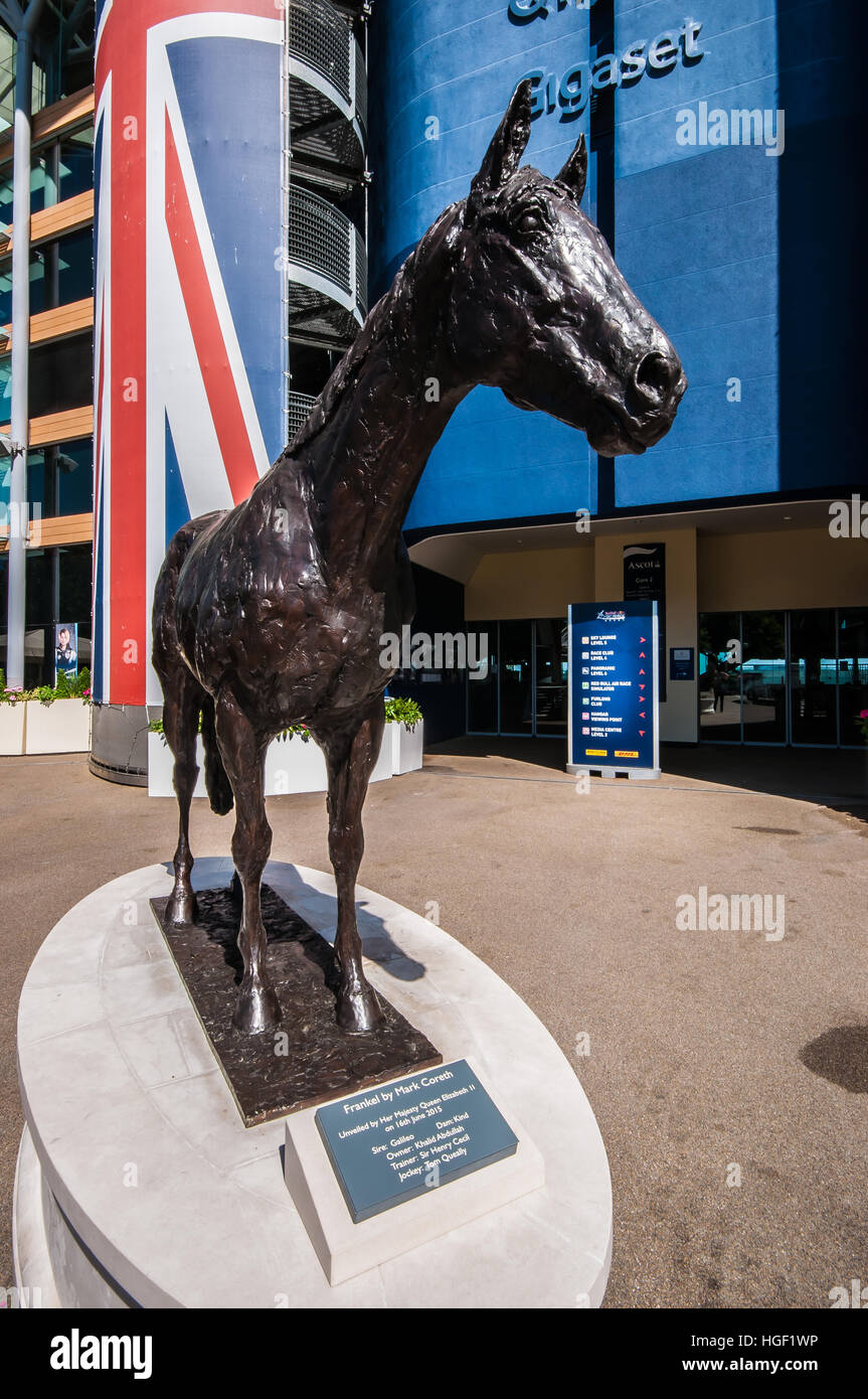 Statue en bronze du cheval de course Frankel à l'hippodrome d'Ascot ...