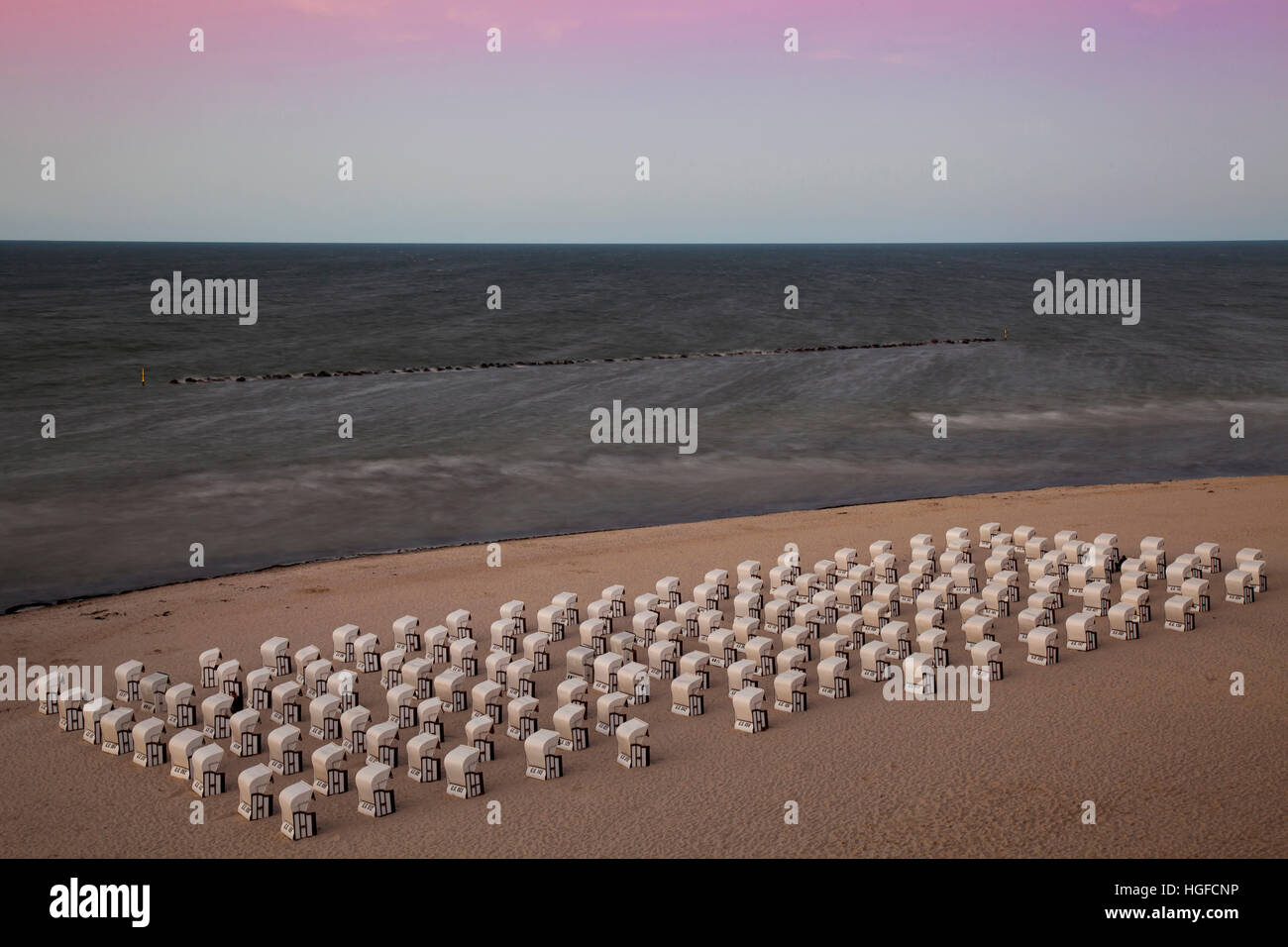 Plage avec des paniers de plage Banque de photographies et d’images à ...