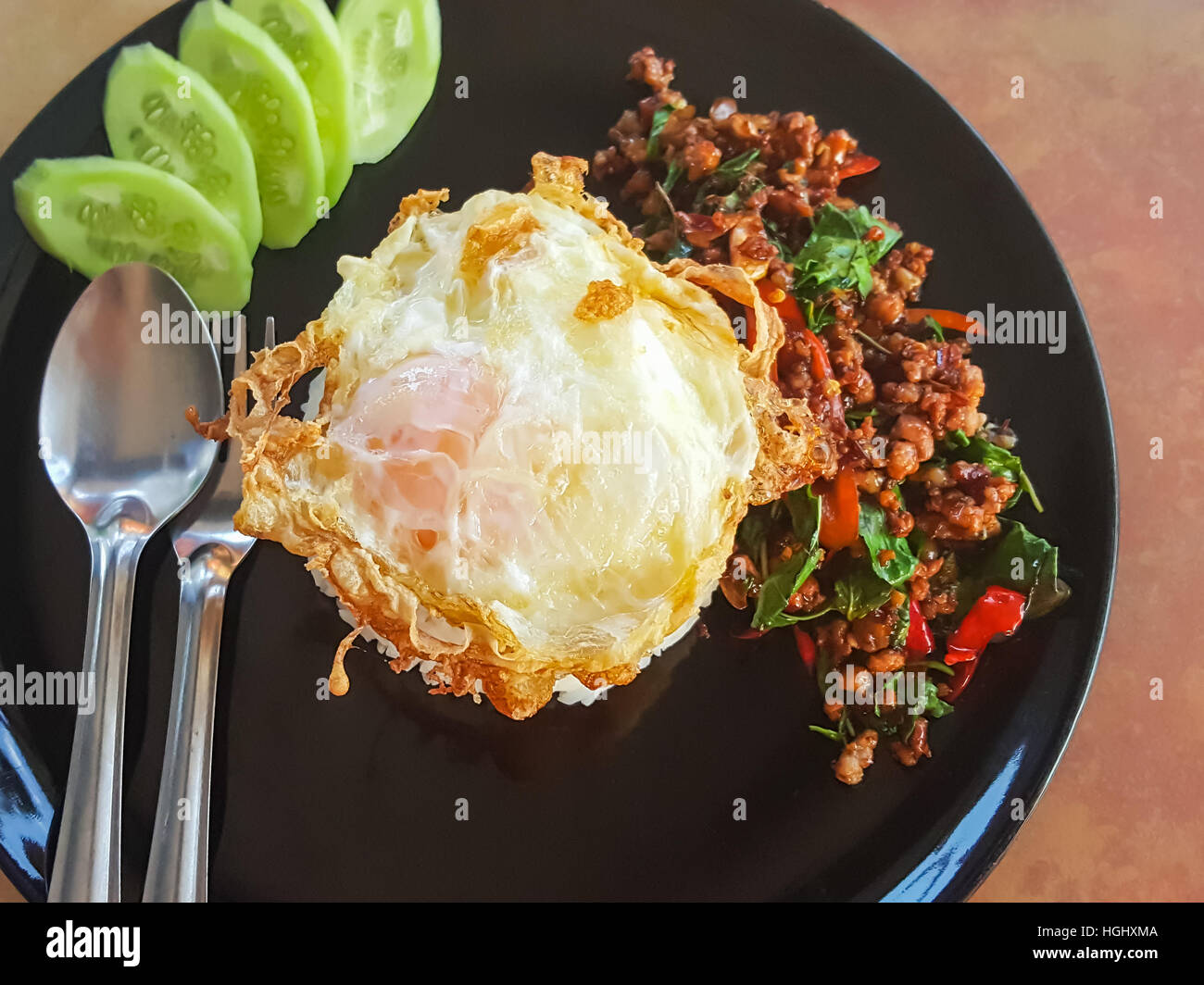 Kao Pad Kra Prao ou du riz Thaï au porc et basilic Photo Stock - Alamy
