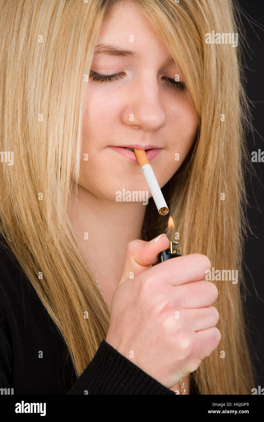 Les filles de la cigarette Banque de photographies et d’images à haute ...