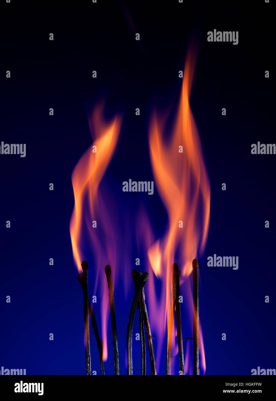 Plan macro sur une allumette enflammée sur bleu Photo Stock - Alamy