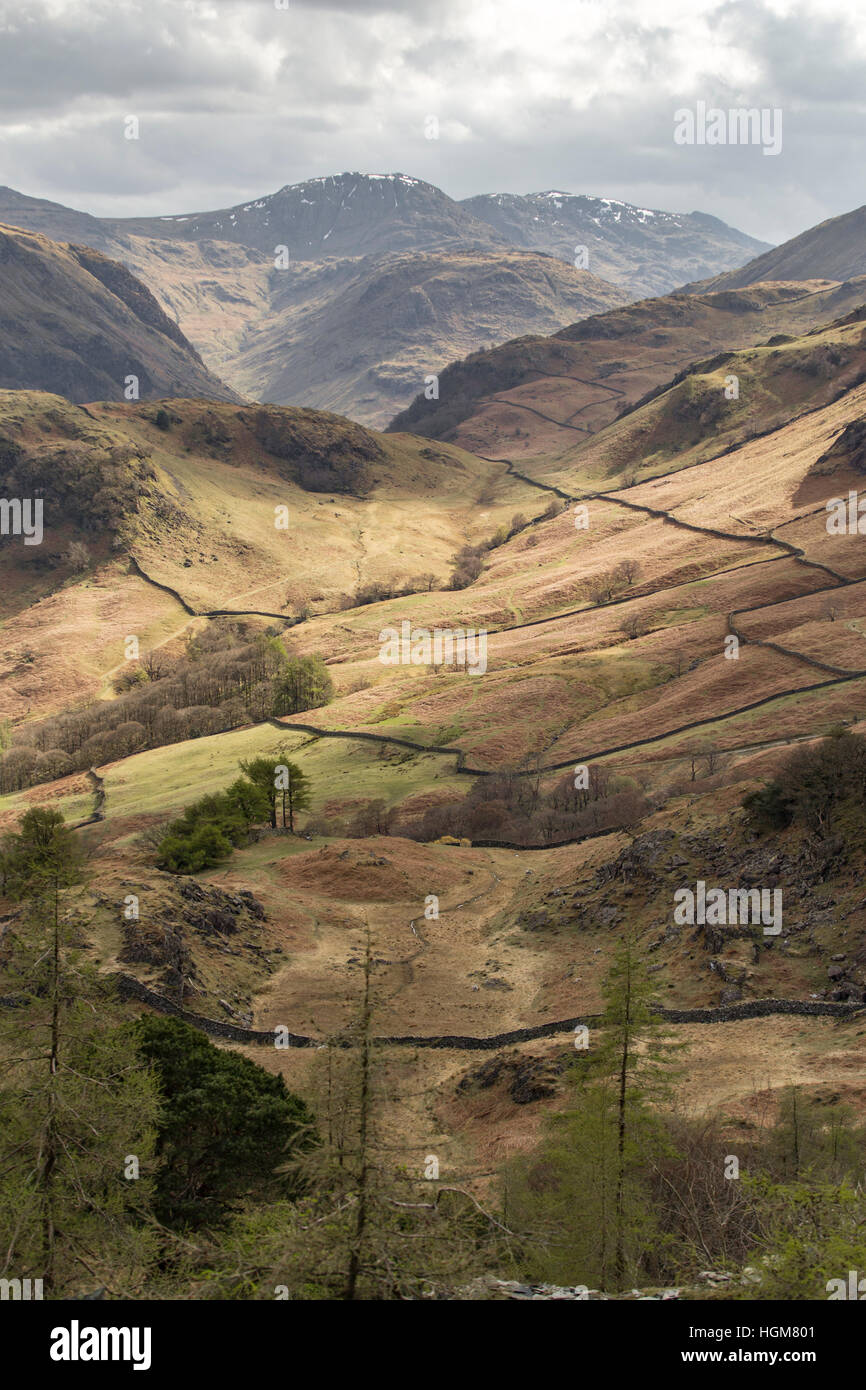 Vue en regardant Scafell Pike et Grand Gable de Castle Crag, Borrowdale ...