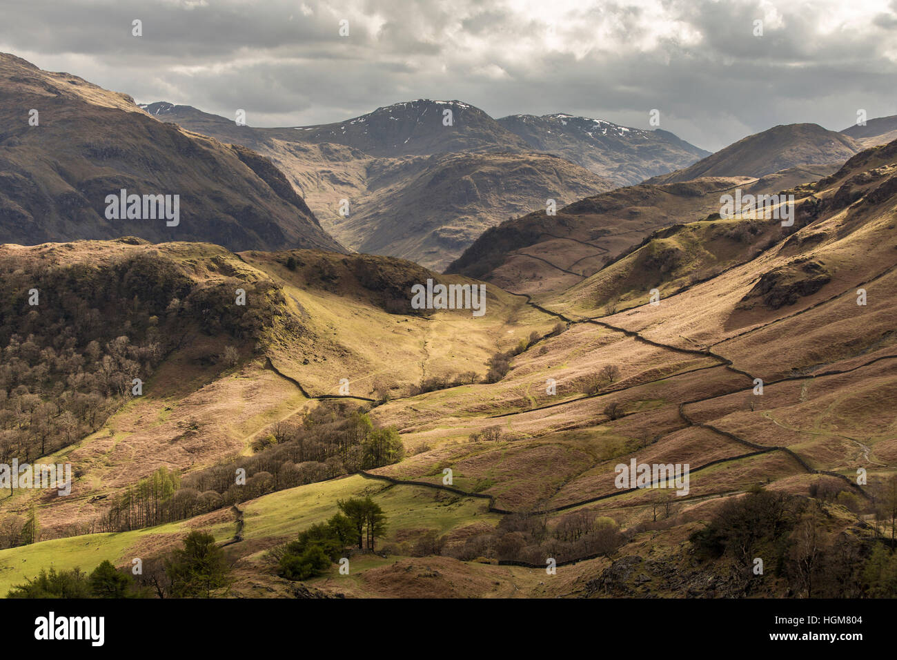 Vue en regardant Scafell Pike et Grand Gable de Castle Crag, Borrowdale ...