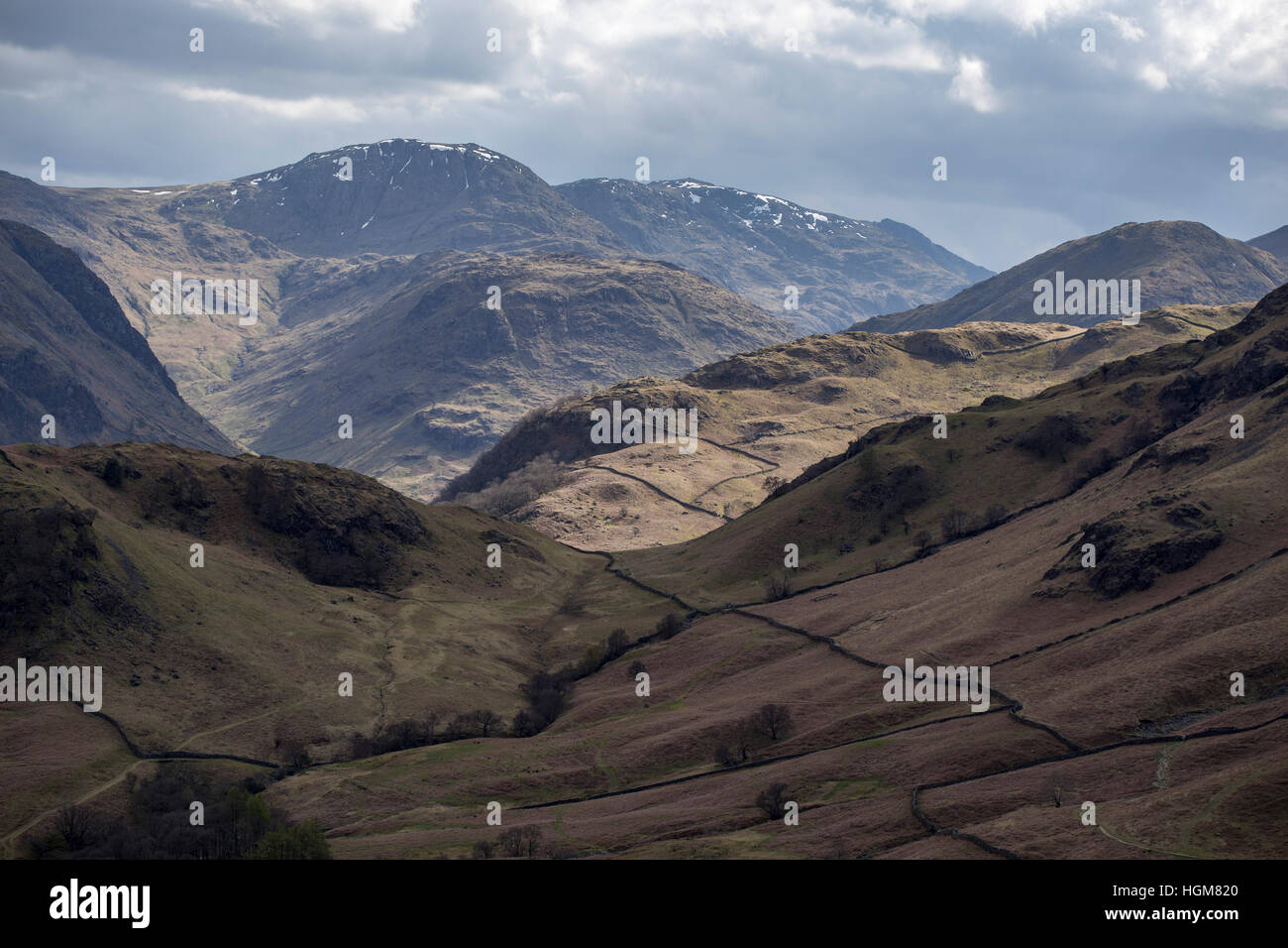 Vue en regardant Scafell Pike et Grand Gable de Castle Crag, Borrowdale ...