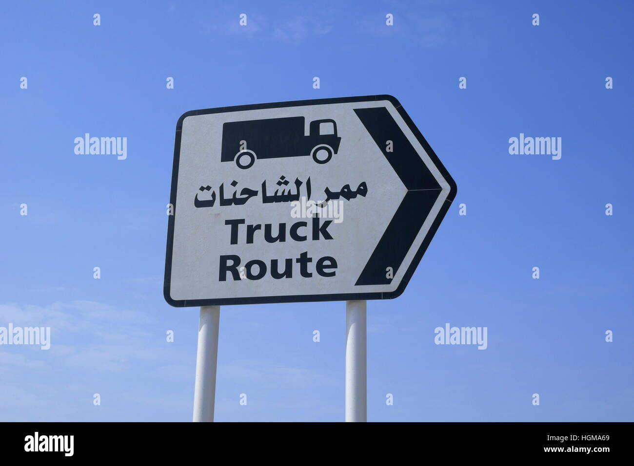Une signalisation routière en arabe et français conseiller d'une route ...