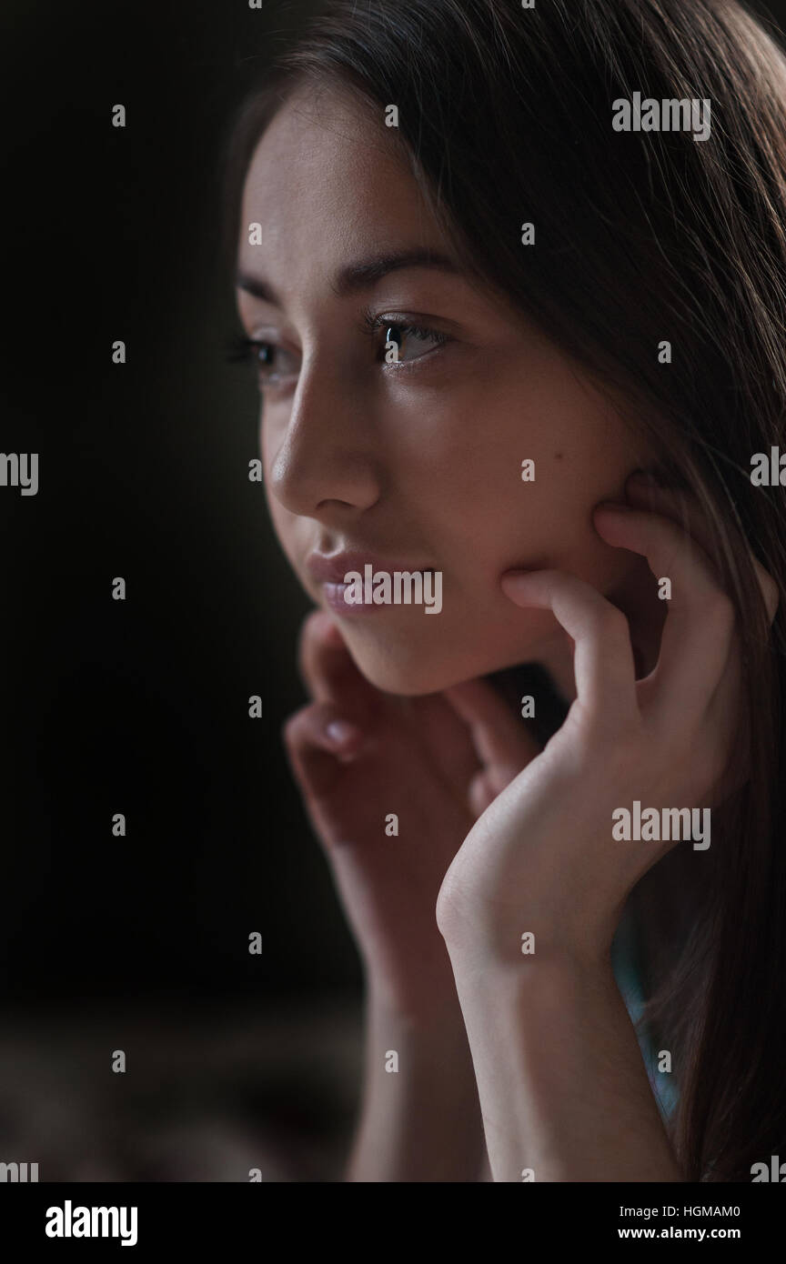 Portrait d'une belle jeune femme regarde par la fenêtre Photo Stock - Alamy