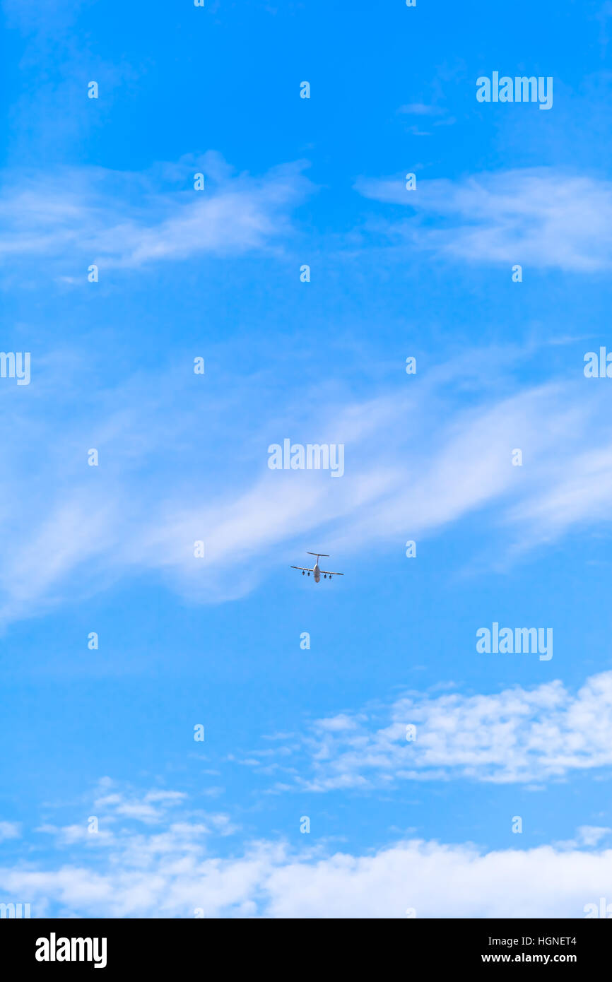 Retour d'un vol d'un avion moteur loin dans le bleu ciel nuageux (copie ...
