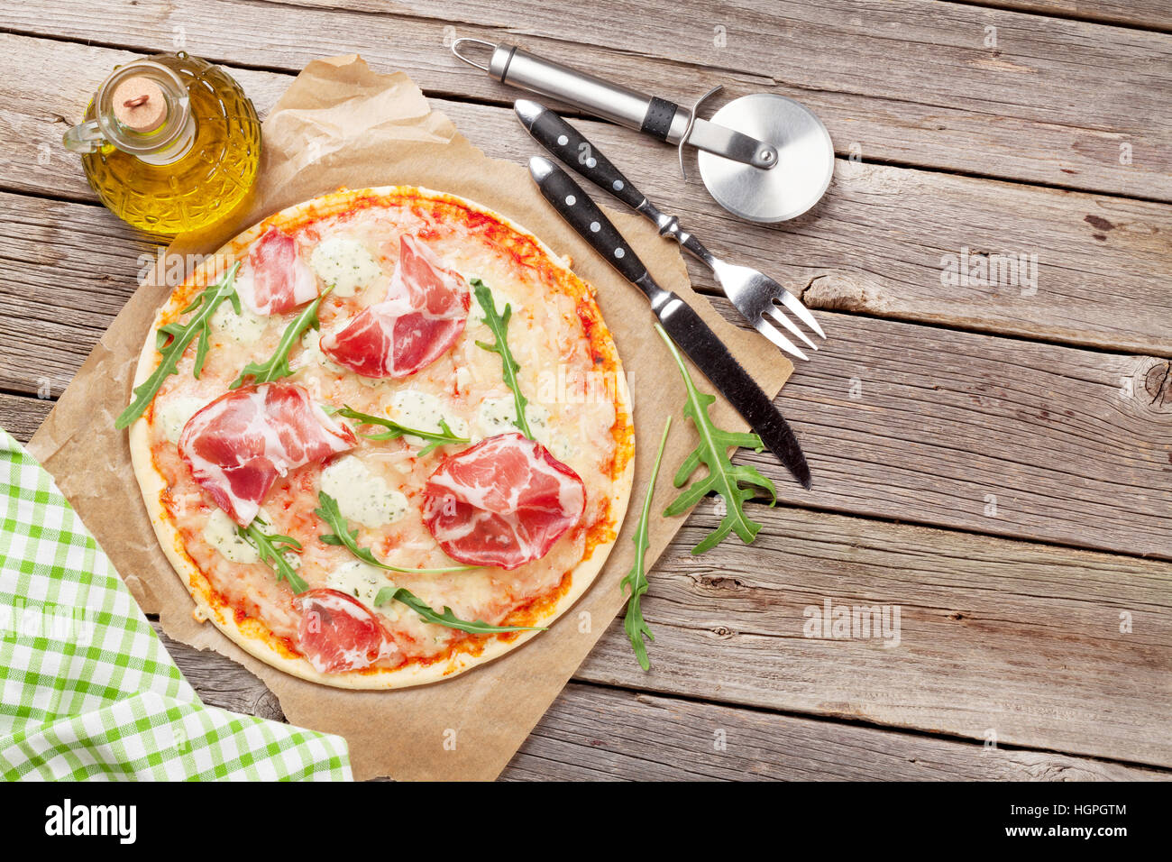 Pizza au prosciutto et à la mozzarella sur table en bois. Top View with ...