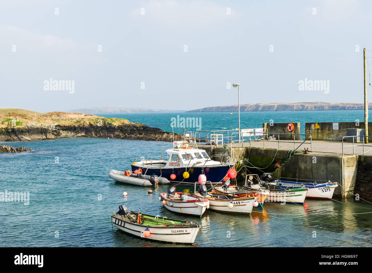 Bateaux de pêche schull harbour Banque de photographies et d’images à ...