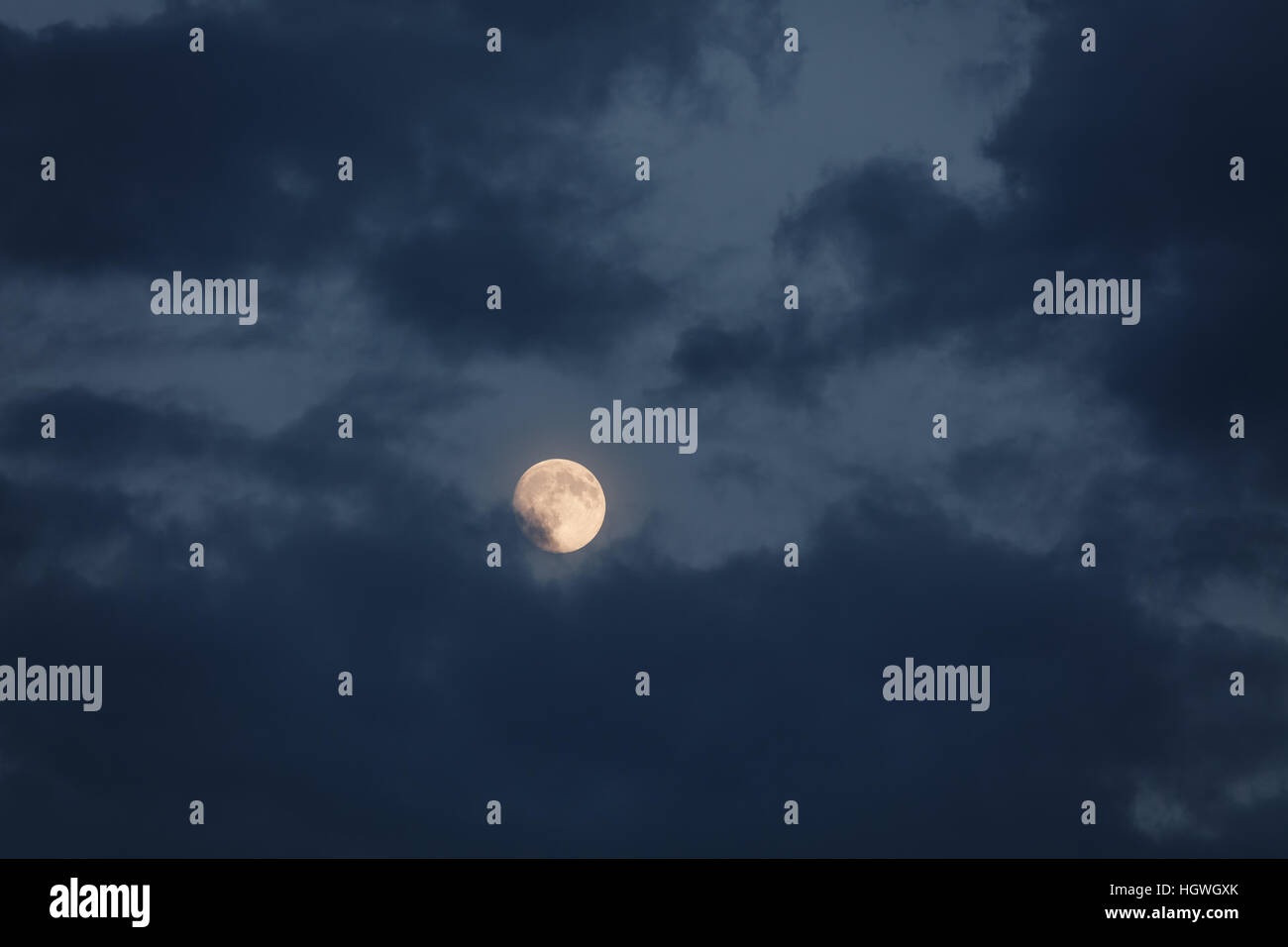 Lune jaune Banque de photographies et d’images à haute résolution - Alamy