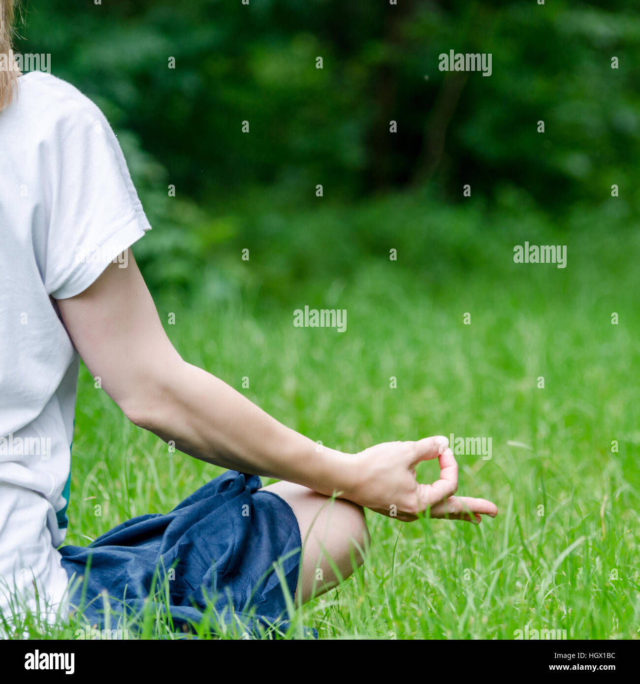 Yoga au parc Banque de photographies et d’images à haute résolution - Alamy