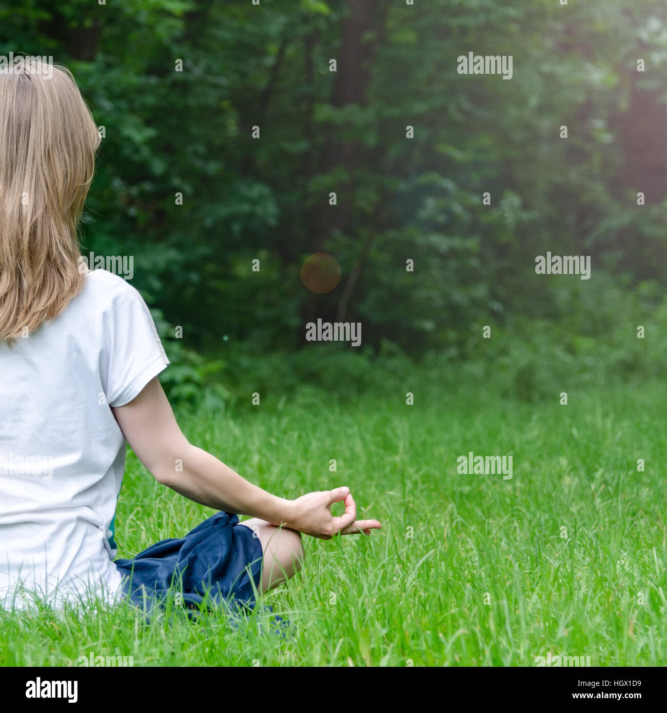 Yoga au parc Banque de photographies et d’images à haute résolution - Alamy
