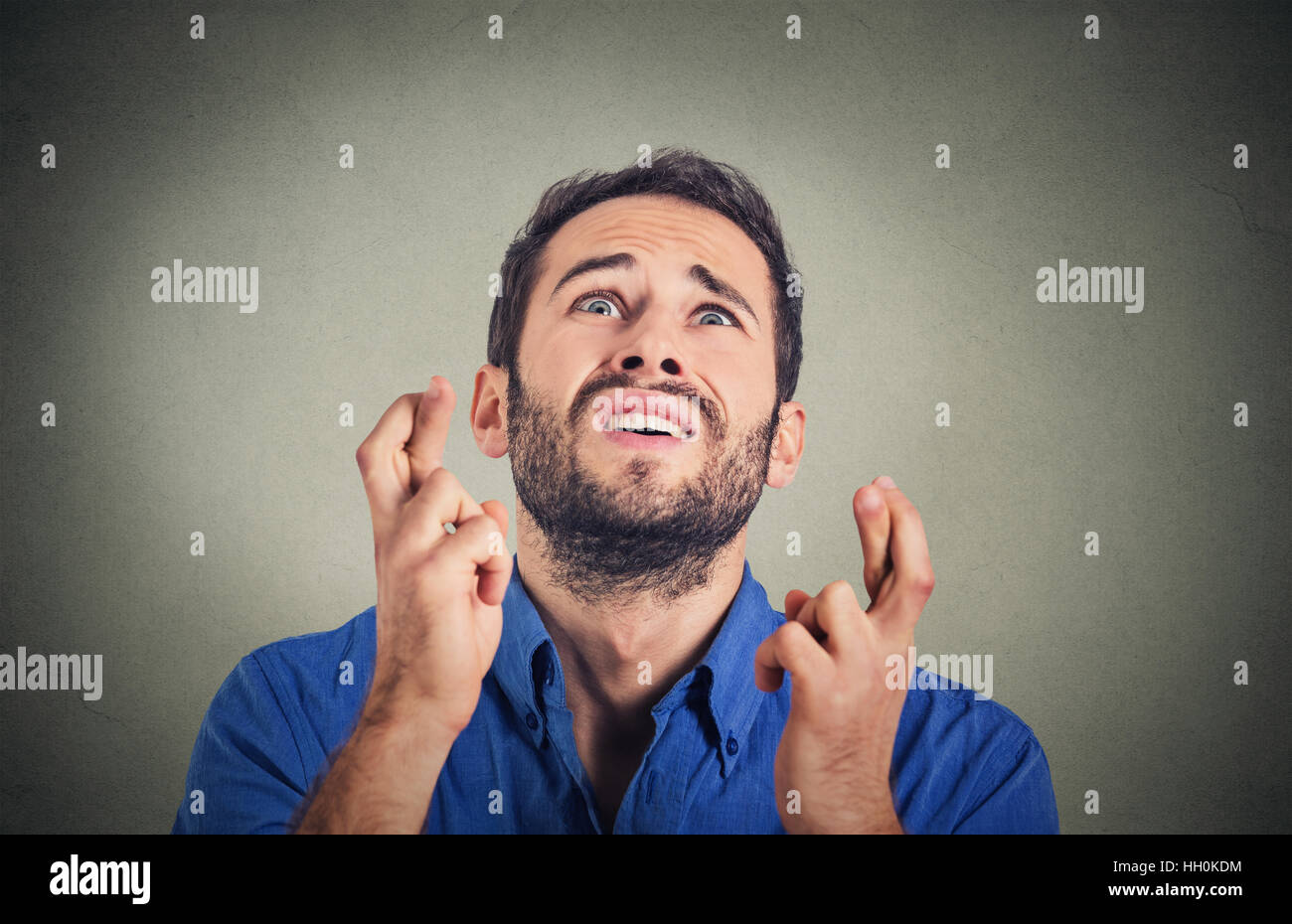 Homme croiser doigts Banque de photographies et d’images à haute ...