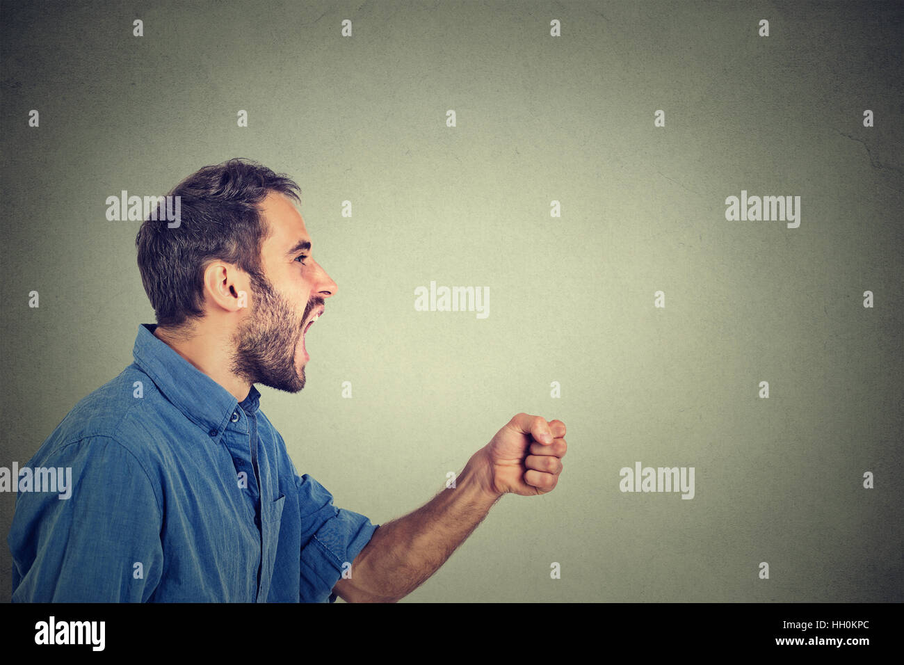 Visage de profil homme qui crie Banque de photographies et d’images à ...