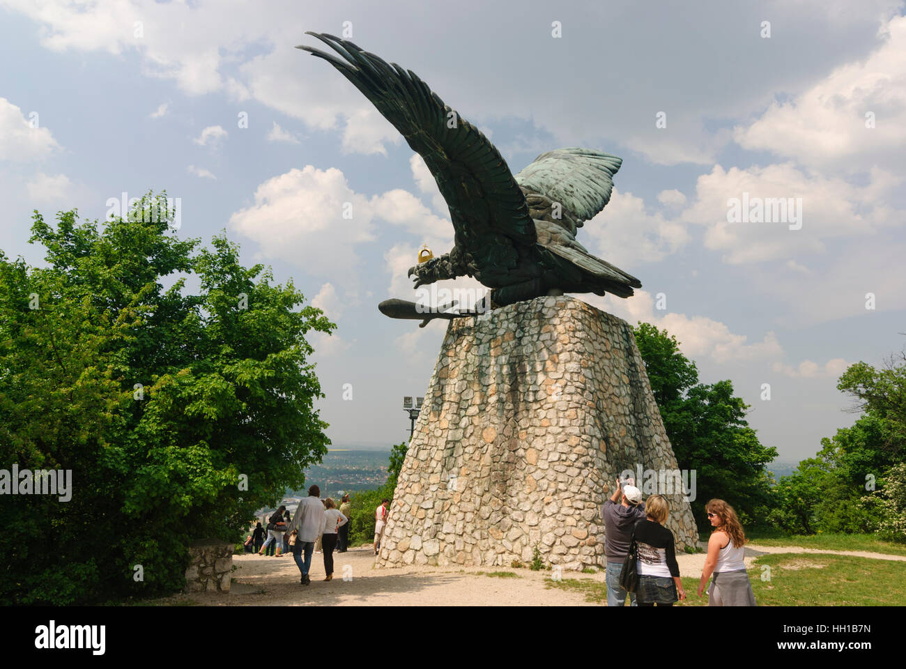 Monument de l'oiseau turul mythique fi Banque de photographies et d ...