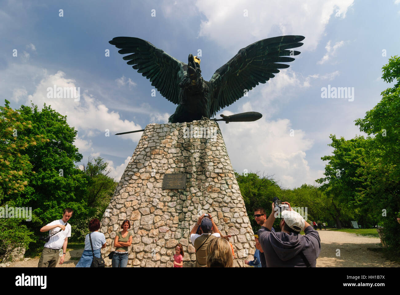 Monument de l'oiseau turul mythique fi Banque de photographies et d ...