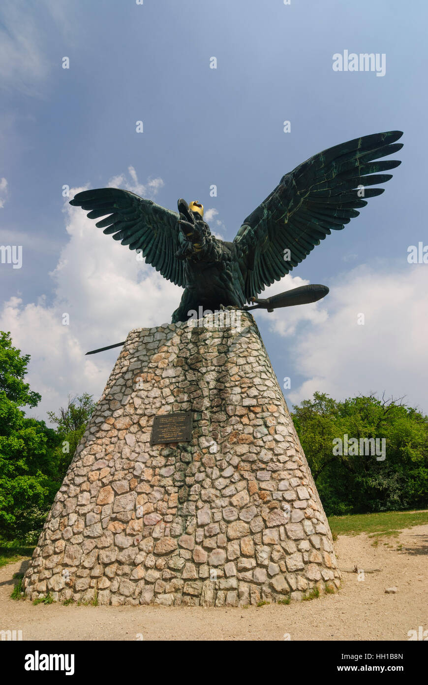 Monument de l'oiseau turul mythique fi Banque de photographies et d ...
