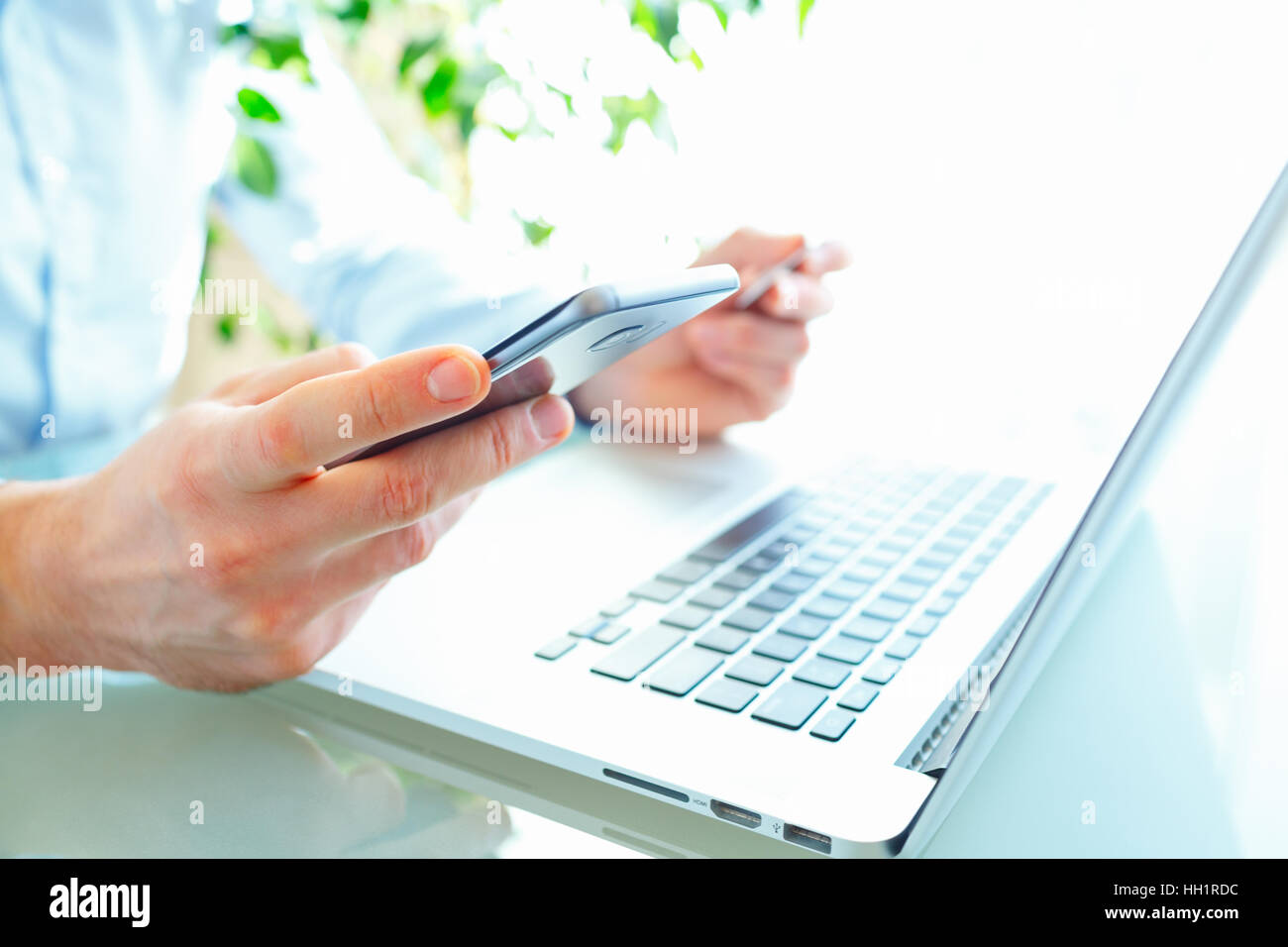 Les mains des hommes ou les hommes office worker typing sur le clavier ...