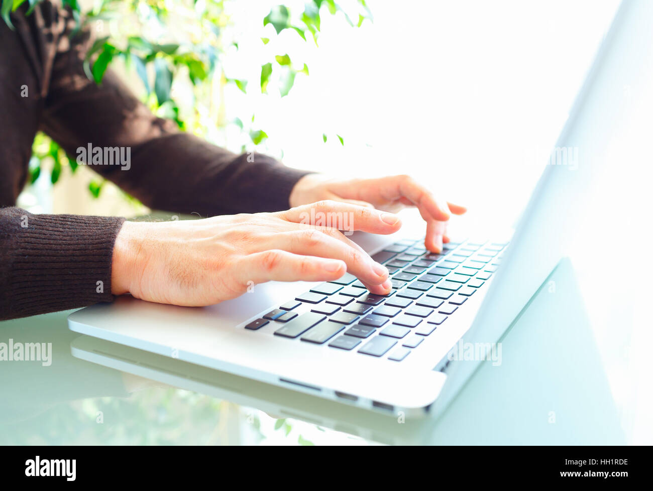 Les mains des hommes ou les hommes office worker typing sur le clavier ...