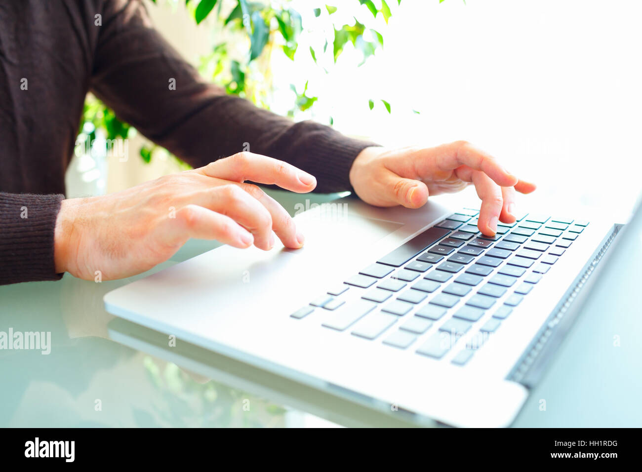 Les mains des hommes ou les hommes office worker typing sur le clavier ...