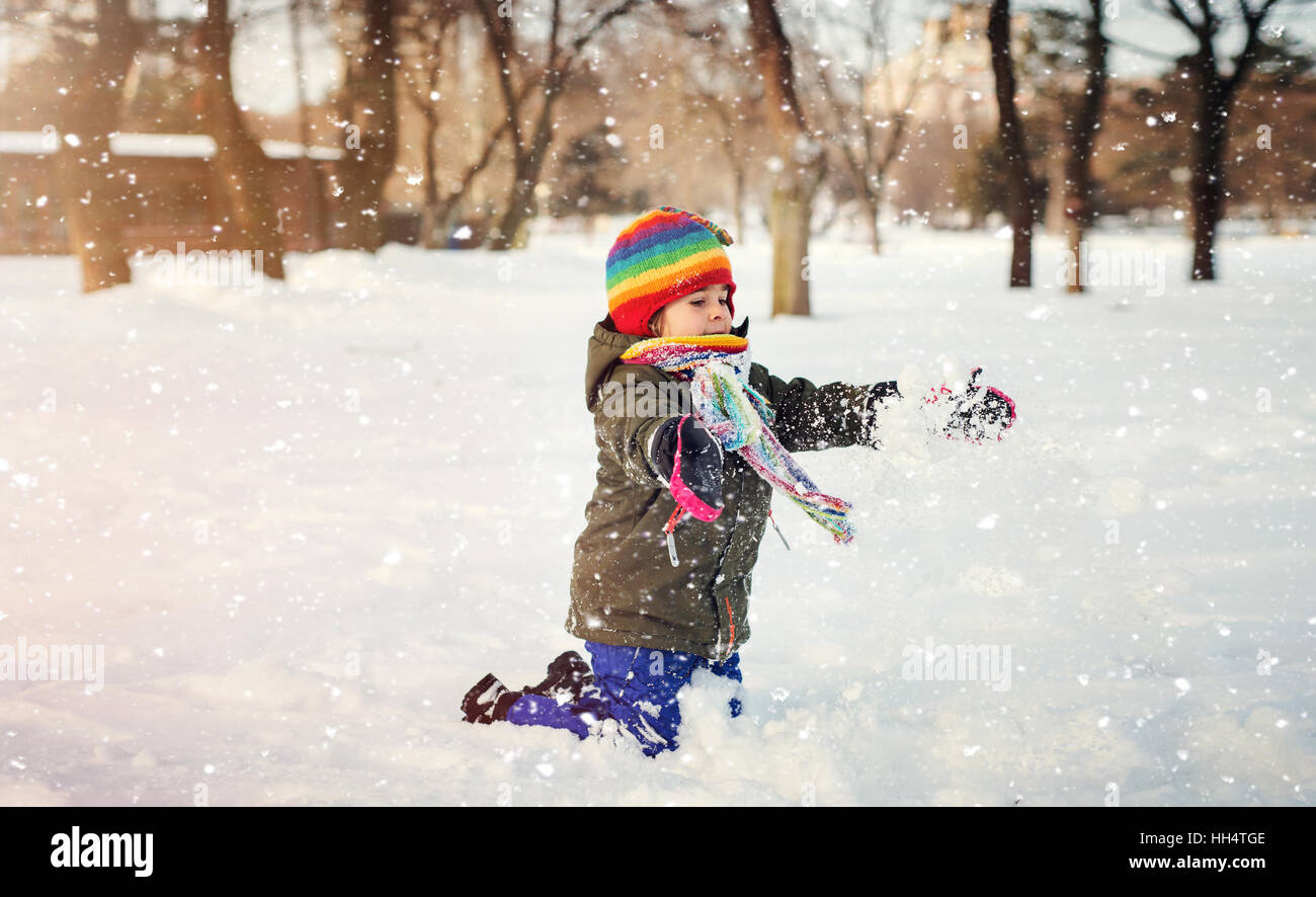 Enfant jeu au neige Banque de photographies et d’images à haute ...