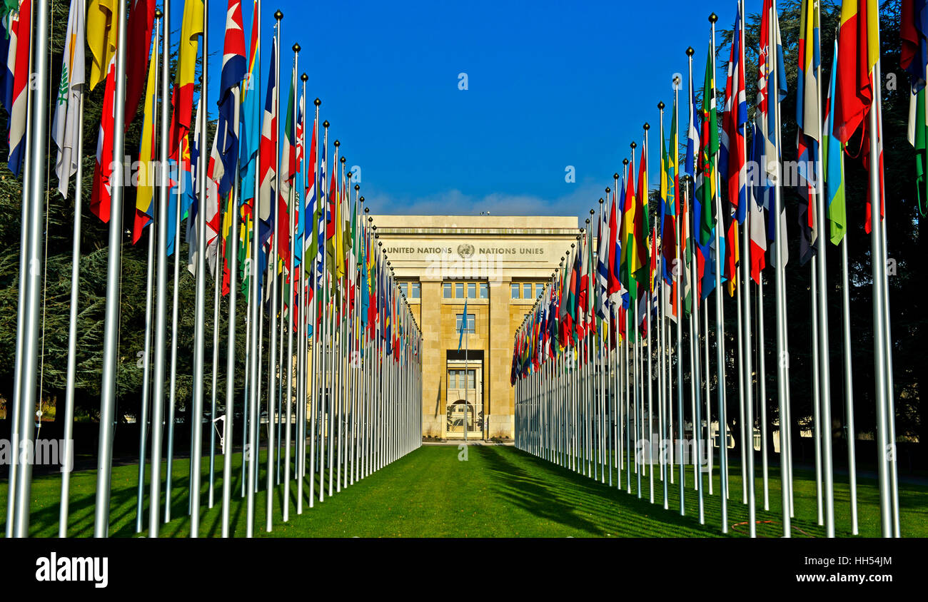 Cour de drapeaux à l'Office des Nations Unies à Genève, l'ONU, Palais ...