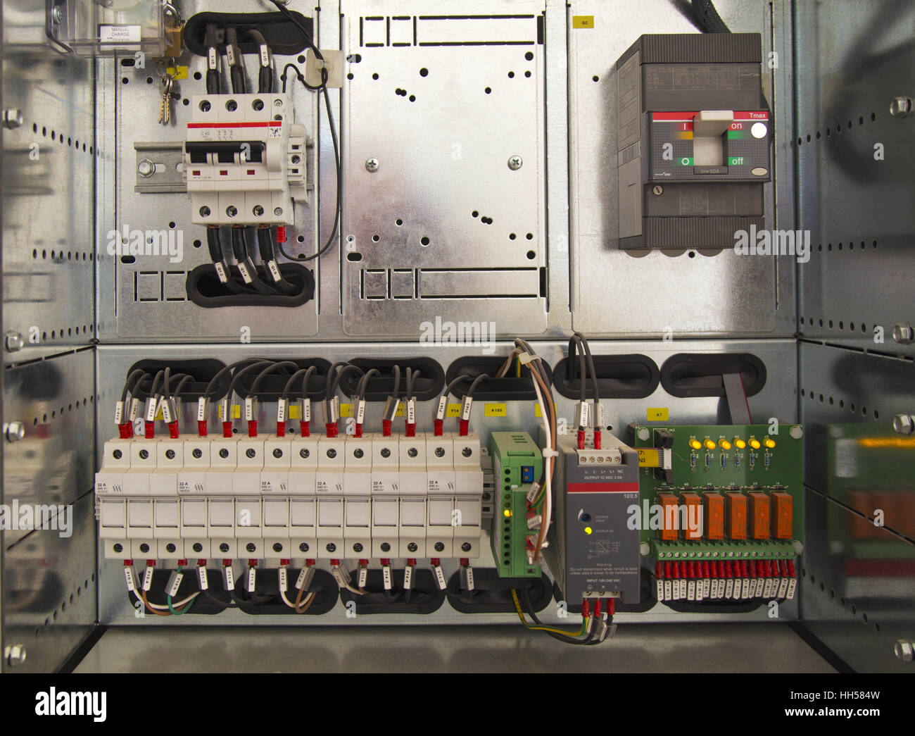 L'armoire de commande électrique avec des dispositifs électriques Photo ...